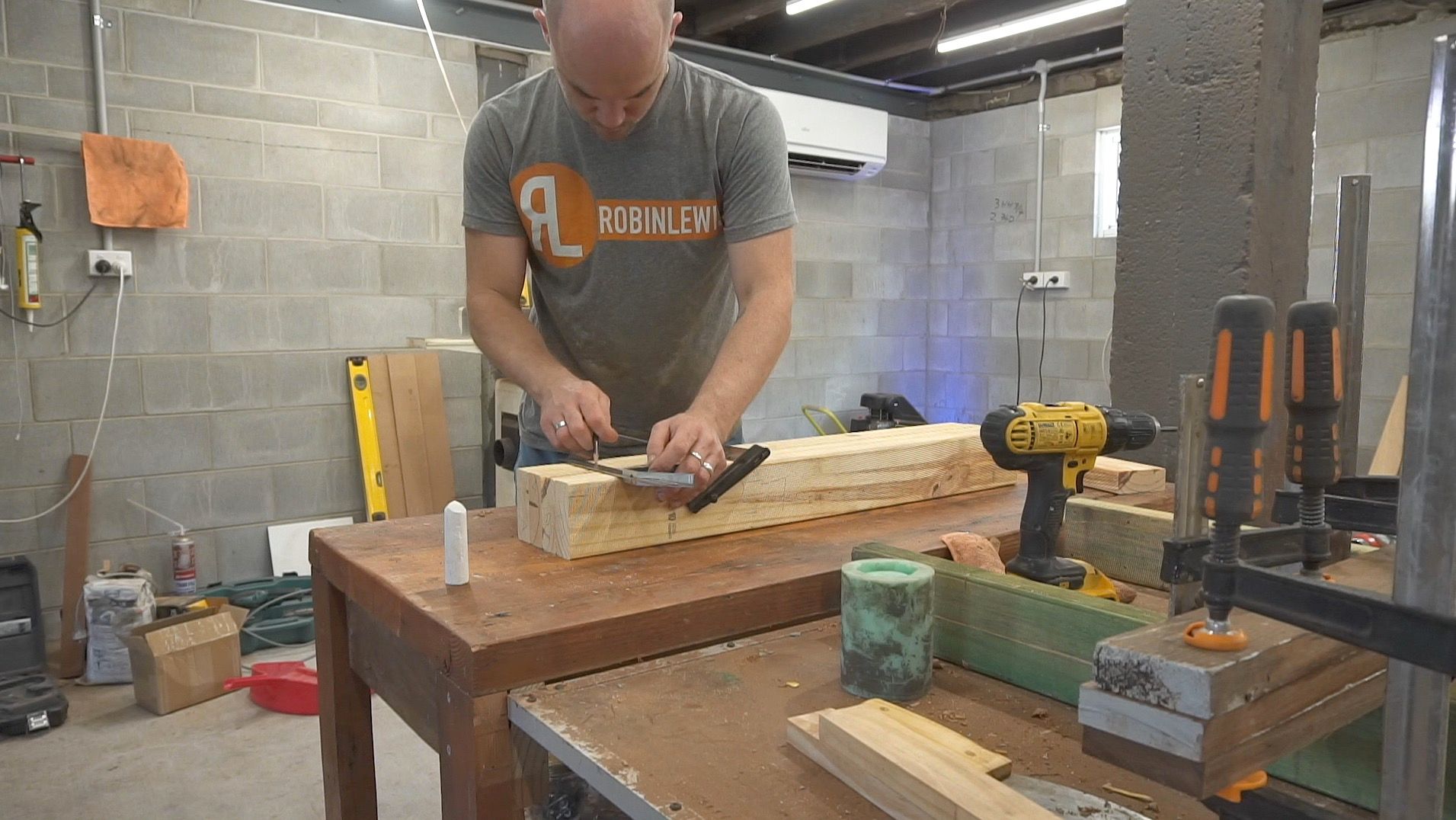 Simple Mobile Workbench/Assembly Table : 3 Steps (with Pictures ...