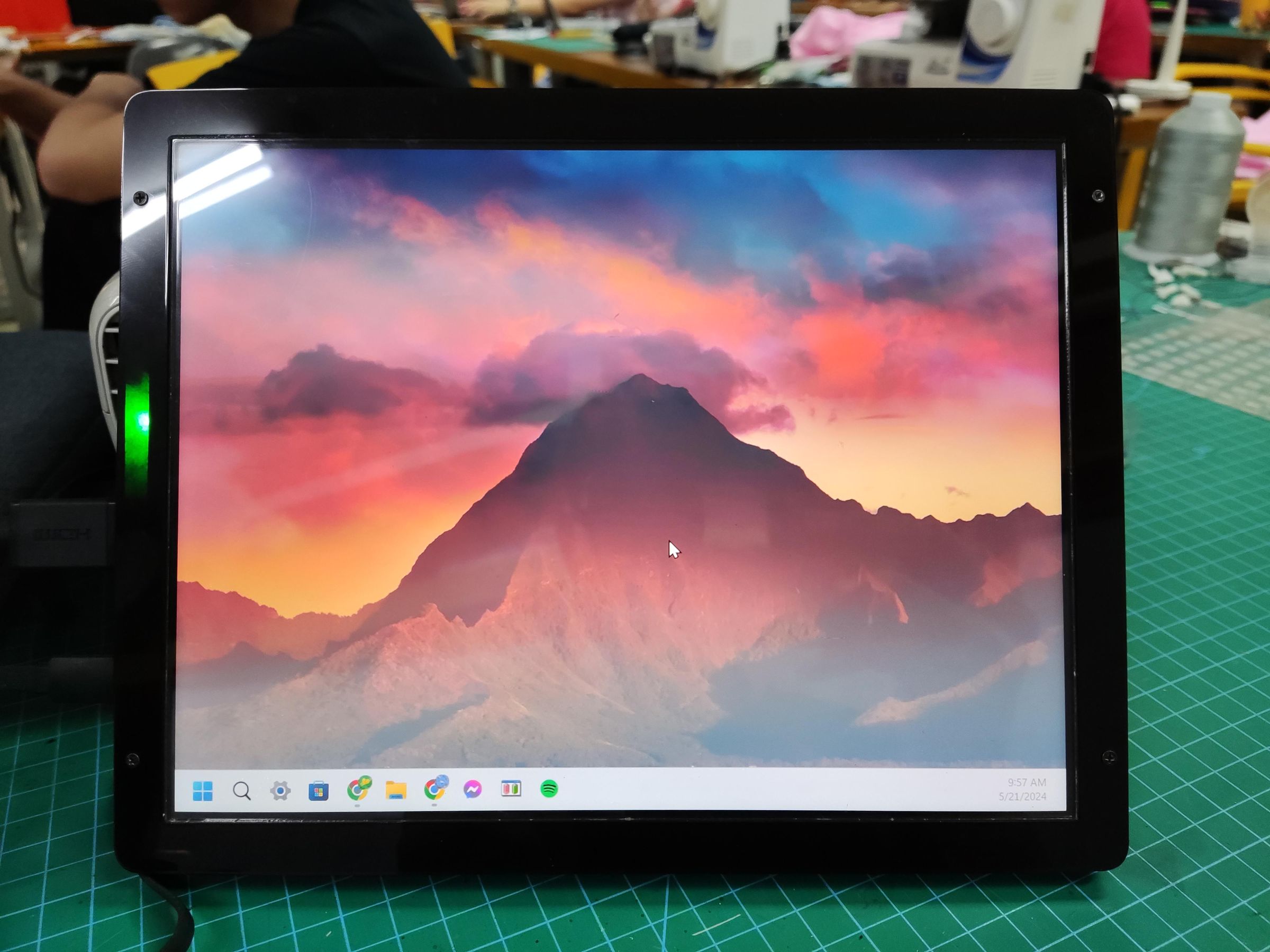 DIY Portable Monitor Recycled From IPad 3 : 10 Steps (with Pictures ...