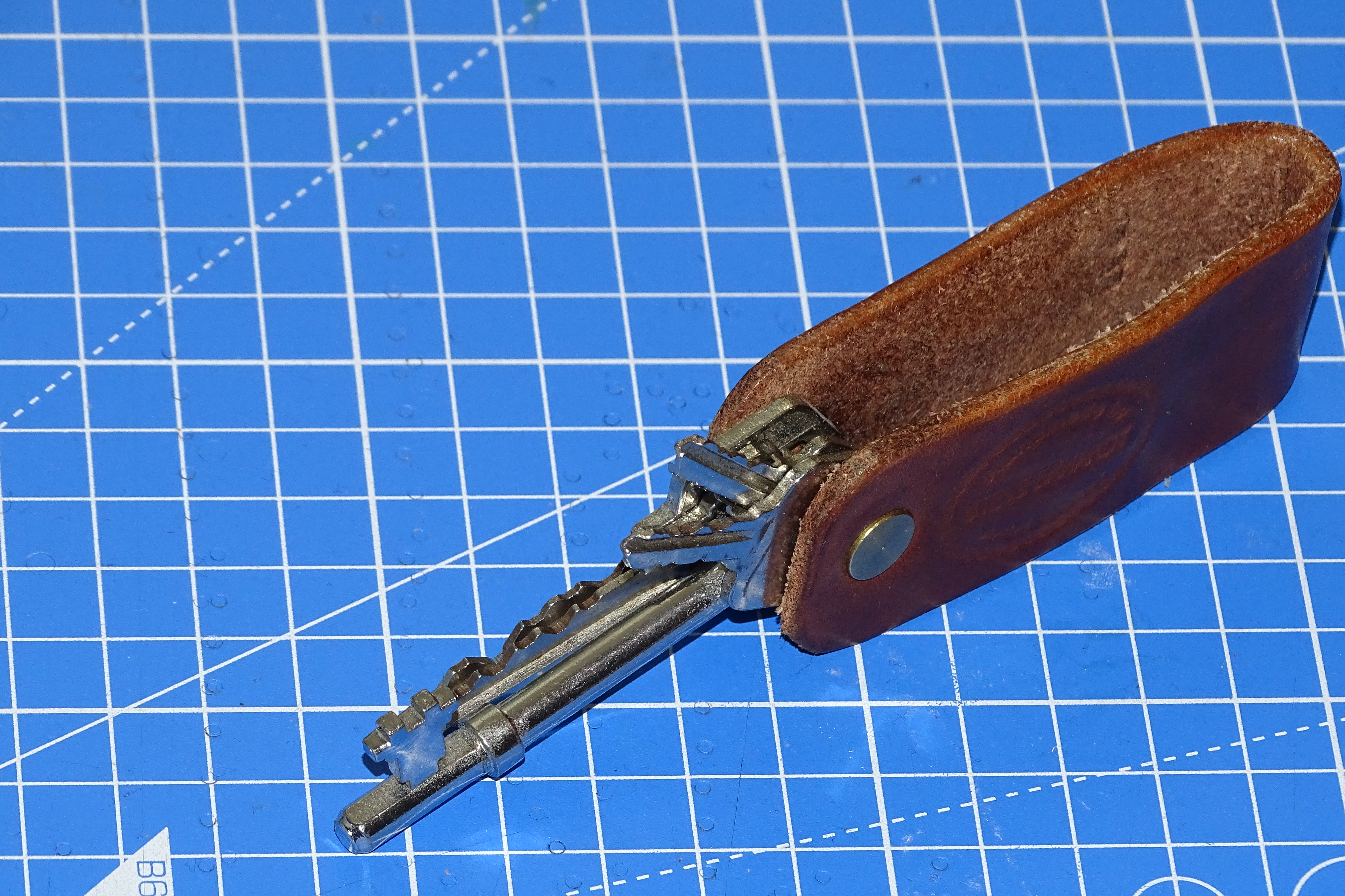 Making a Swivel Key Ring / Key Fob for Less Than $5 : 6 Steps (with ...