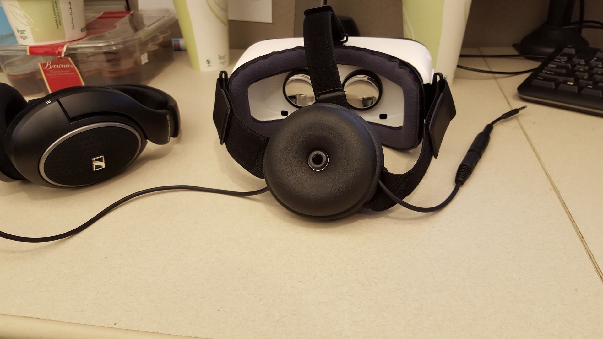 Samsung Gear VR - Head-mounted Cable Management : 6 Steps - Instructables