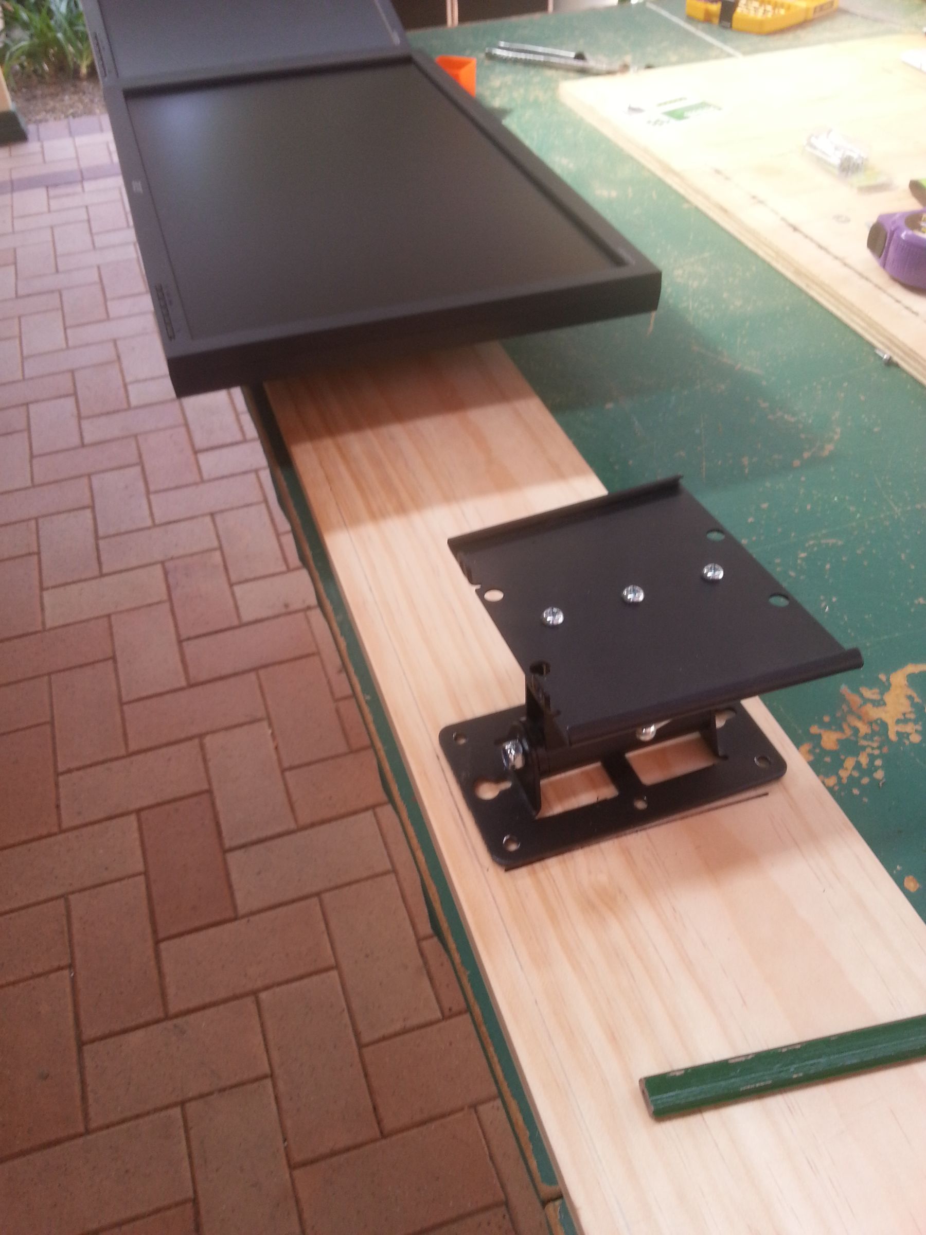 Triple Monitor Wall Mount : 6 Steps - Instructables