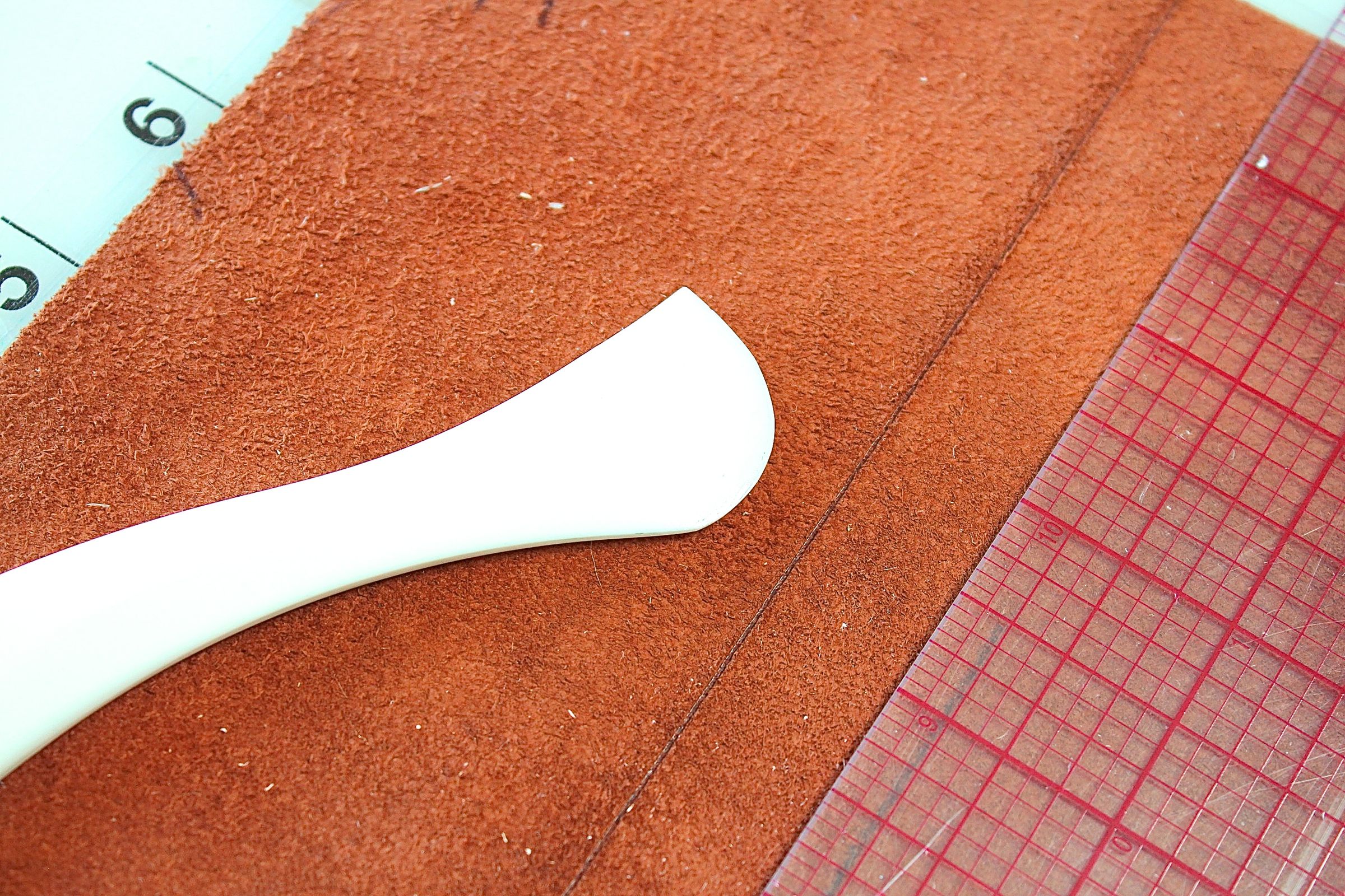 How to Make Folds in Leather : 5 Steps (with Pictures) - Instructables