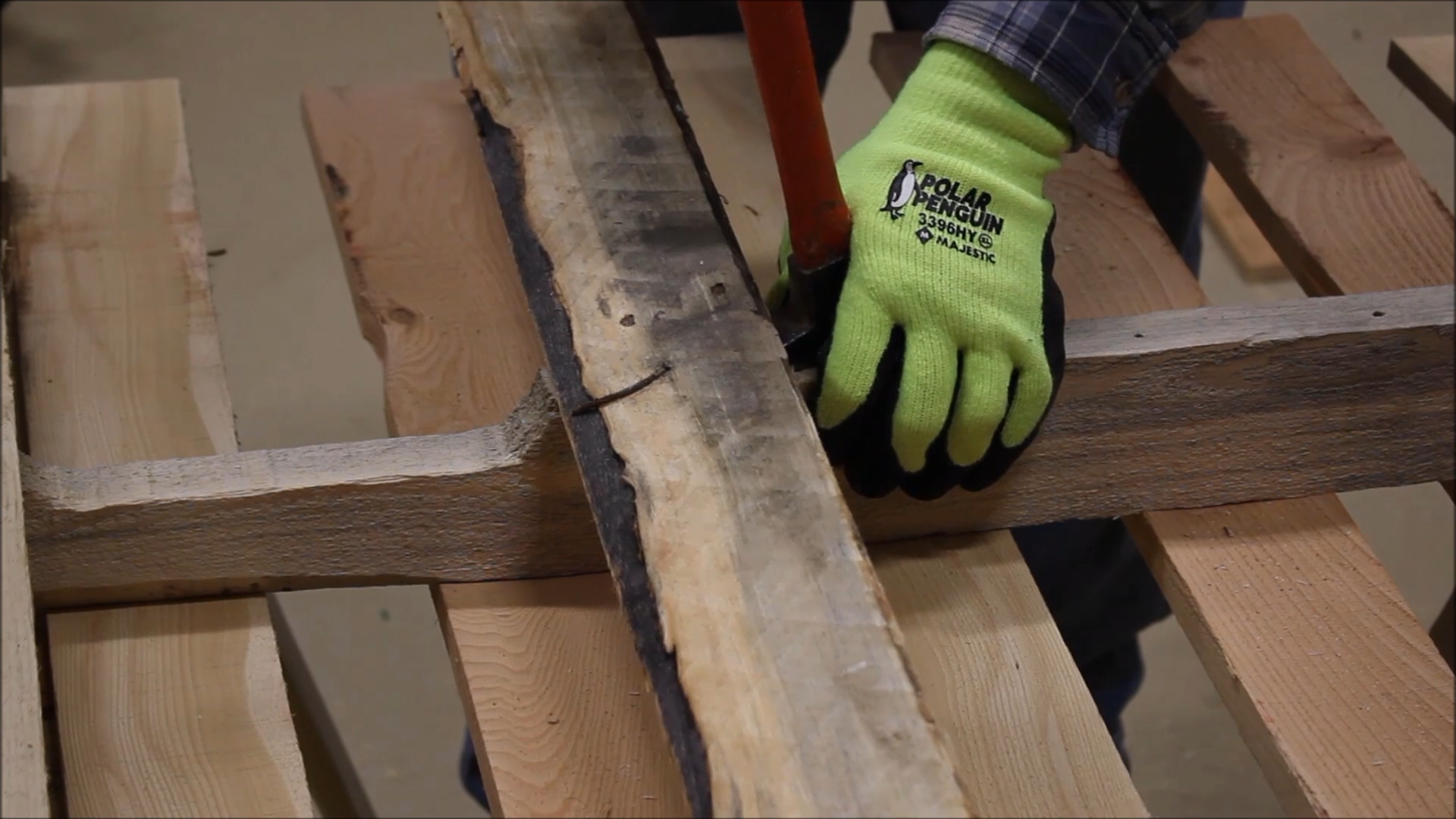 How to Efficiently Disassemble a Pallet in Three Easy Steps : 4 Steps ...