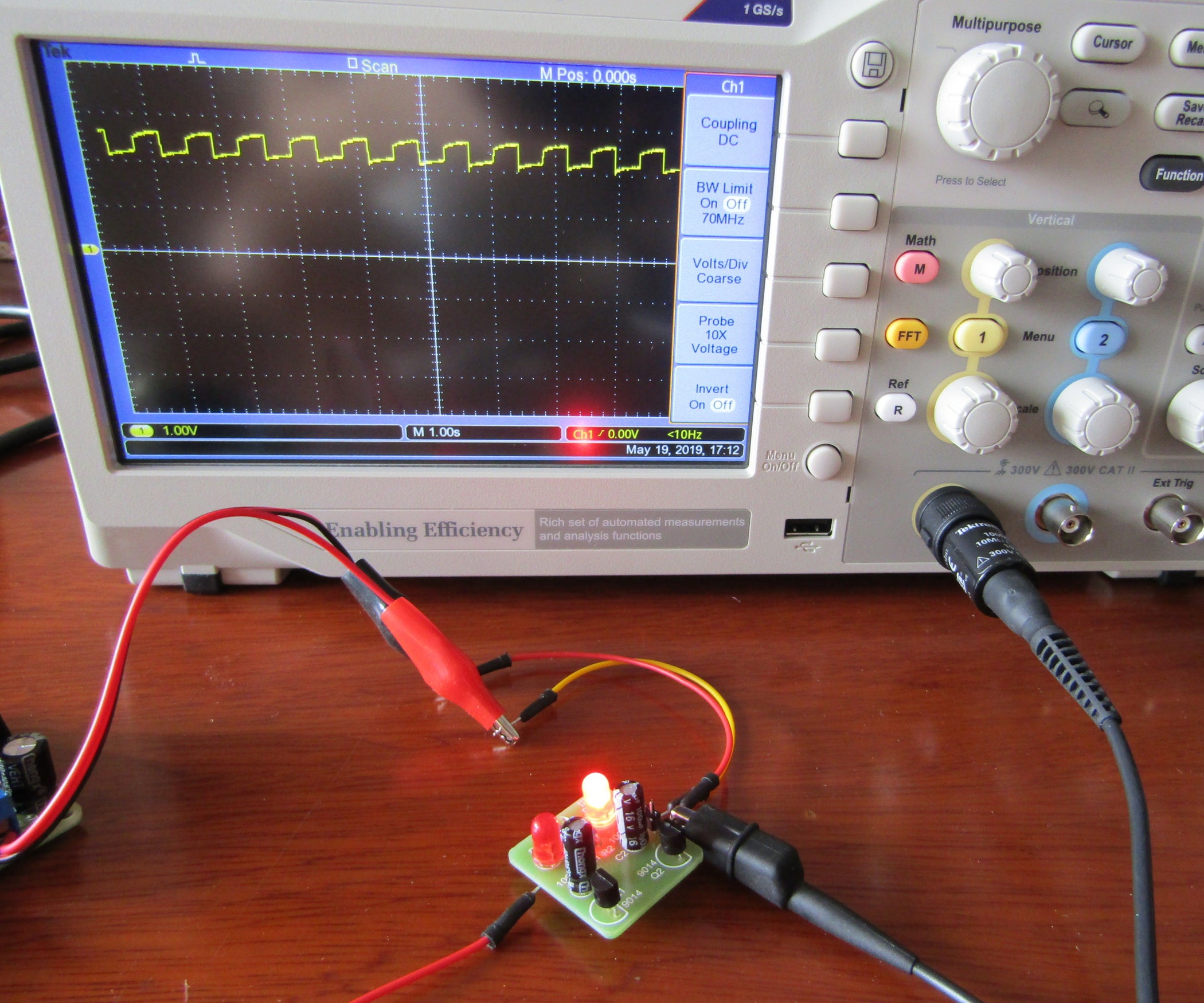DIY an Astable Multivibrator and Explain How It Works : 4 Steps ...