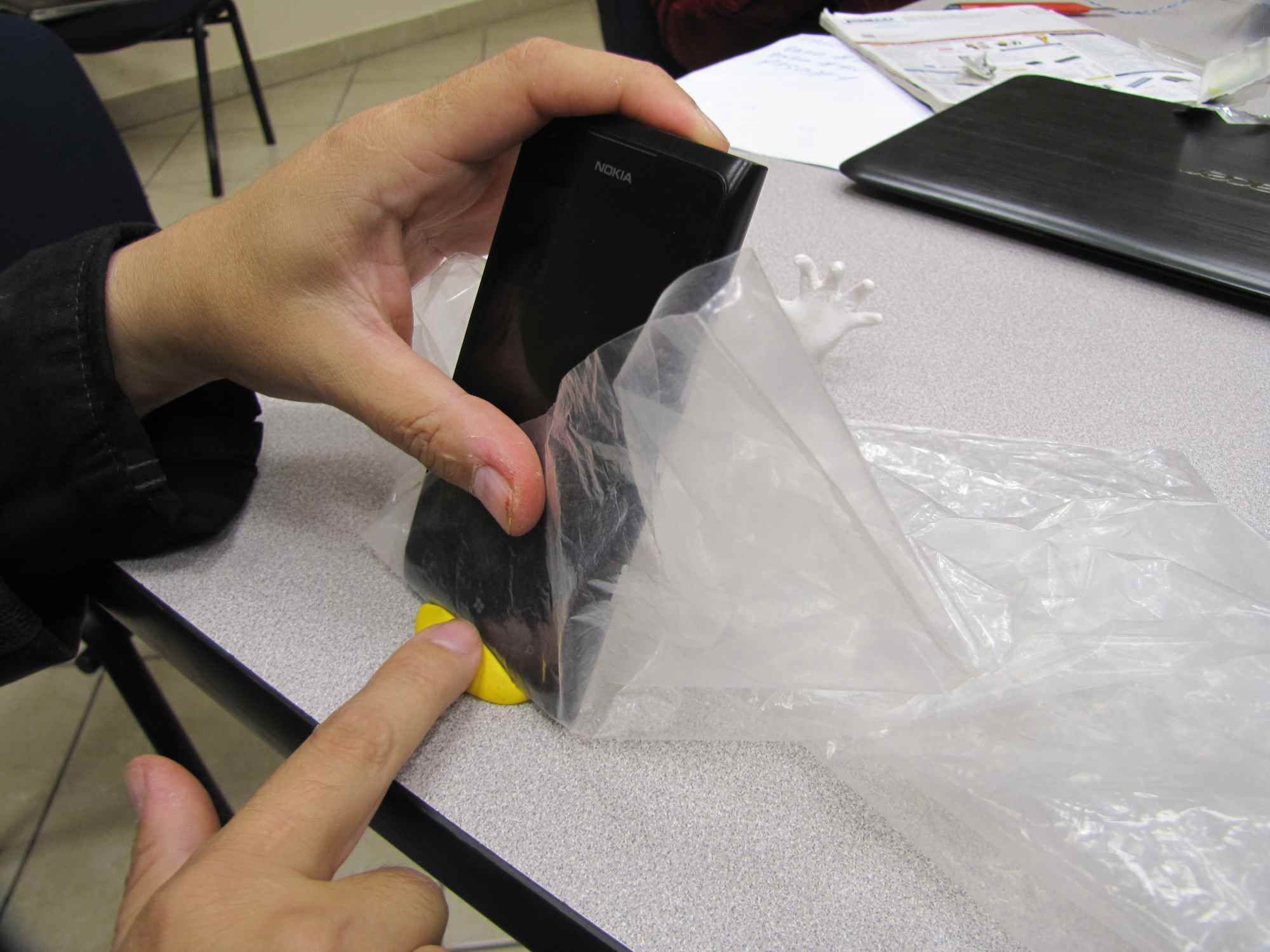 A CELL PHONE HAND SUPPORT : 4 Steps (with Pictures) - Instructables