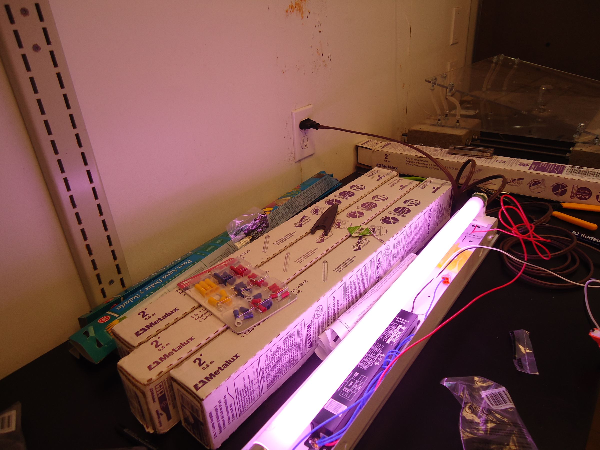Biomonstaaar's Fluorescent Lights : 10 Steps - Instructables