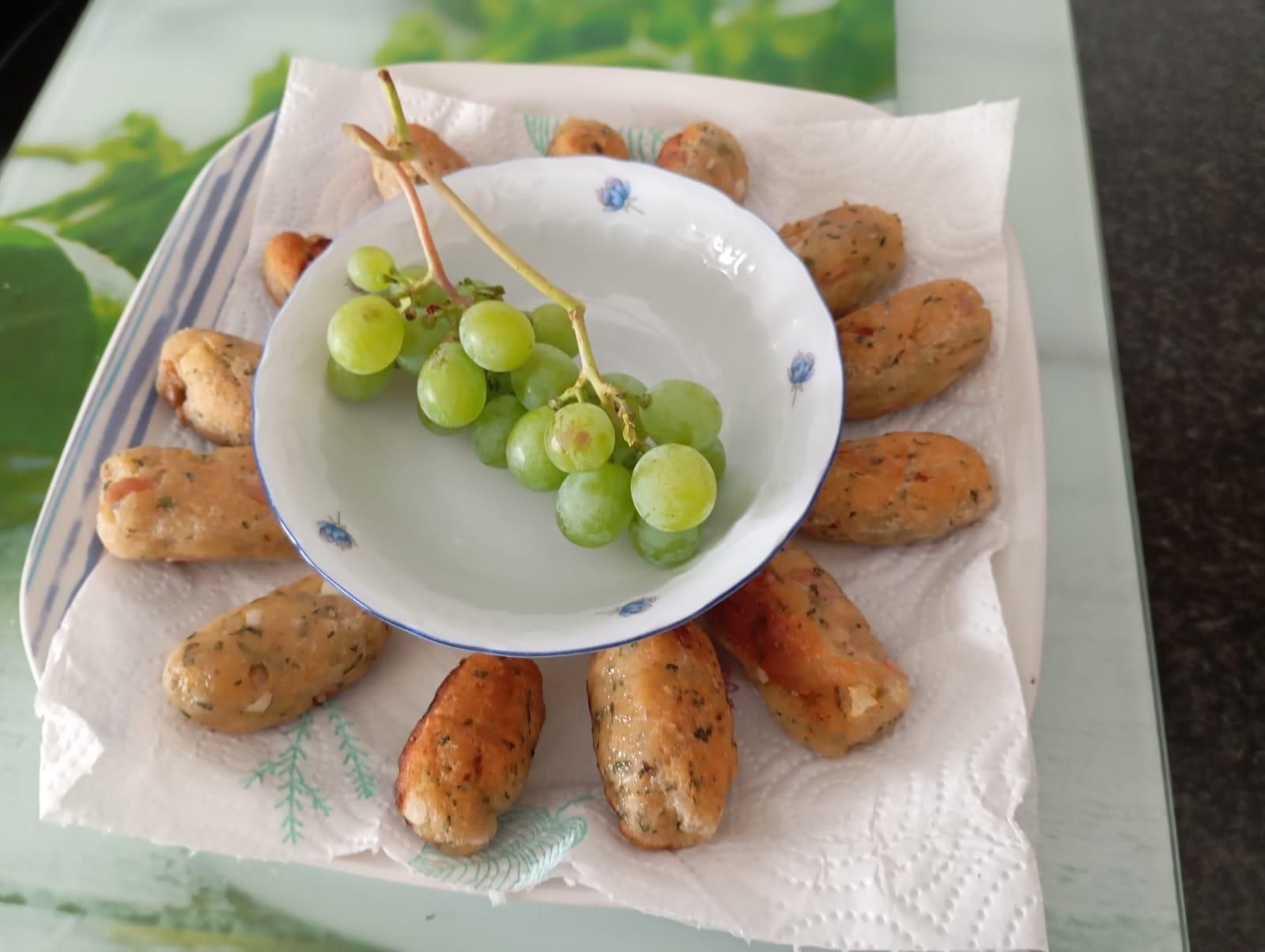 Simple Outdoor Bread Fritters: Made With Just a Few Ingredients ...