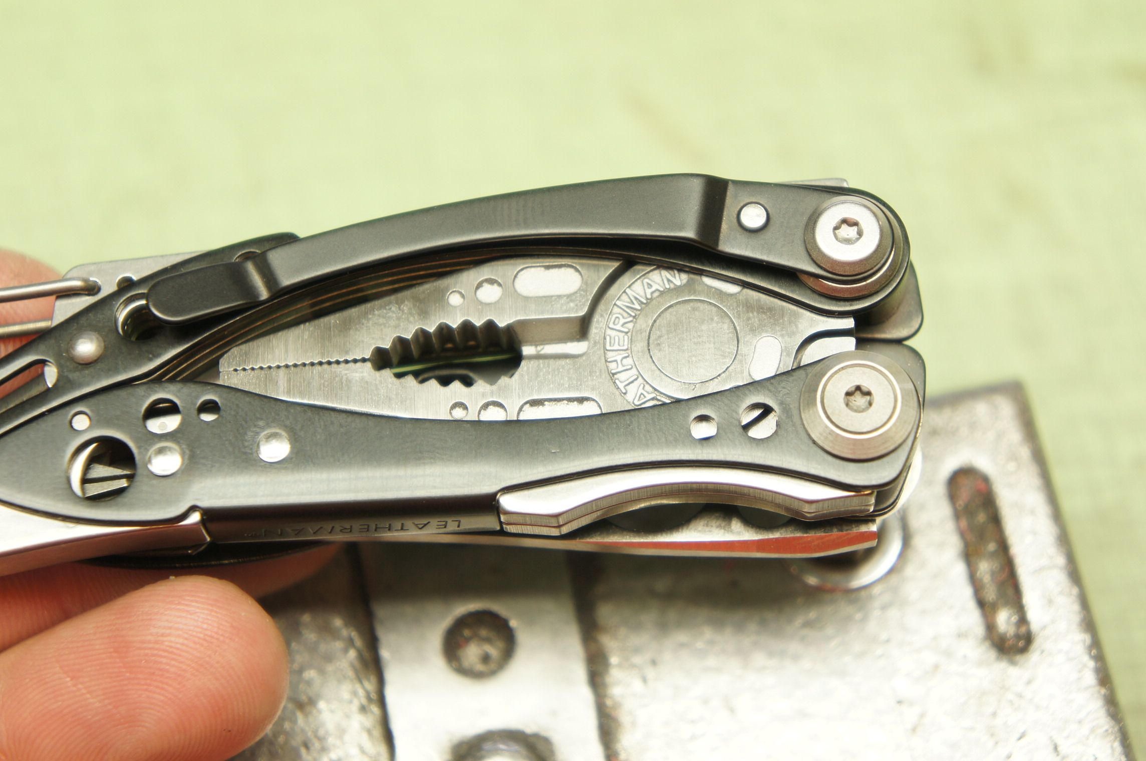 How to Swap the Blade on Your Leatherman Skeletool, Skeletool CX, or ...