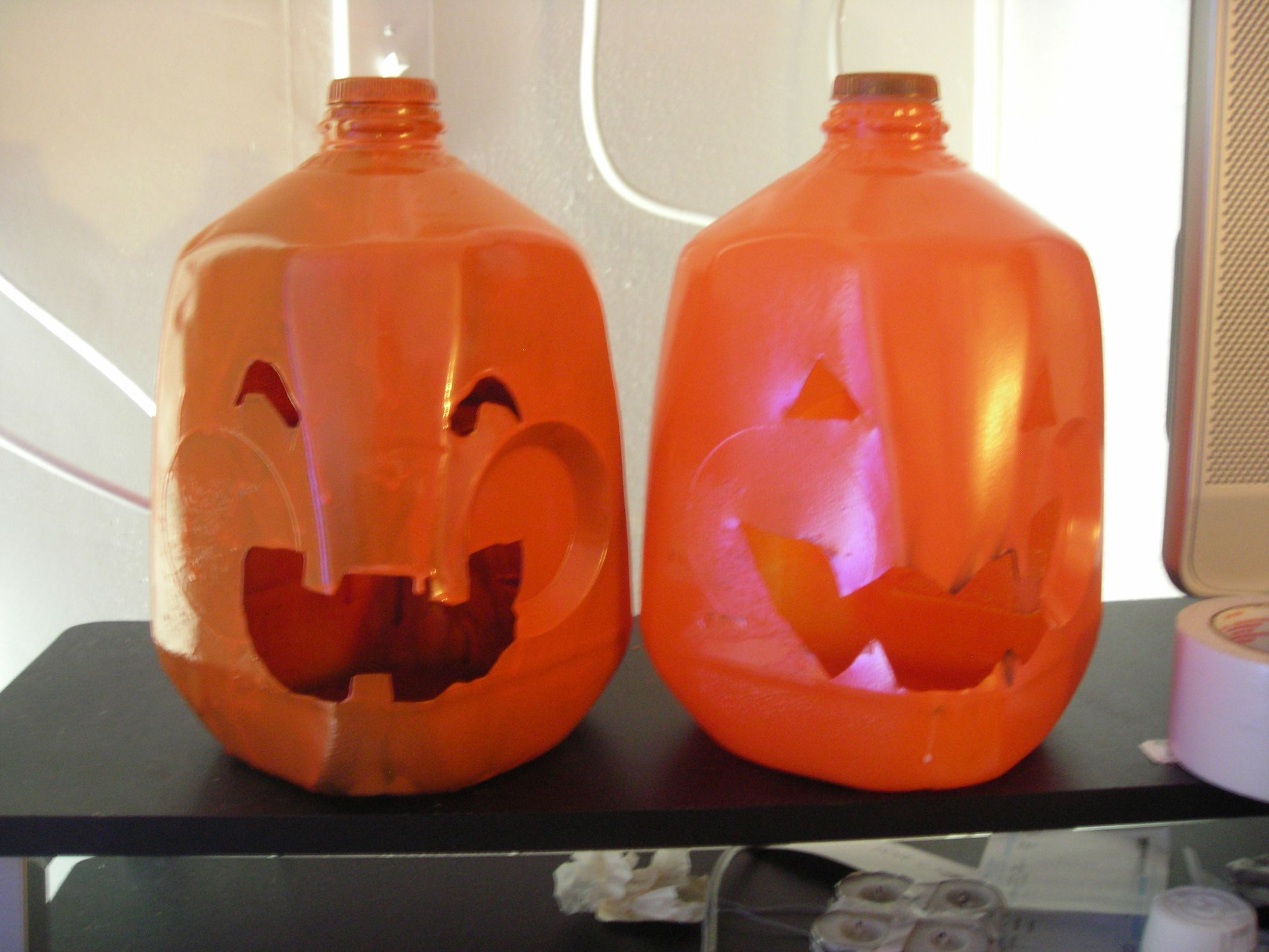 Halloween Lanterns Made Out Of Milk Jugs Milk Jug Jack O Lanterns 🎃