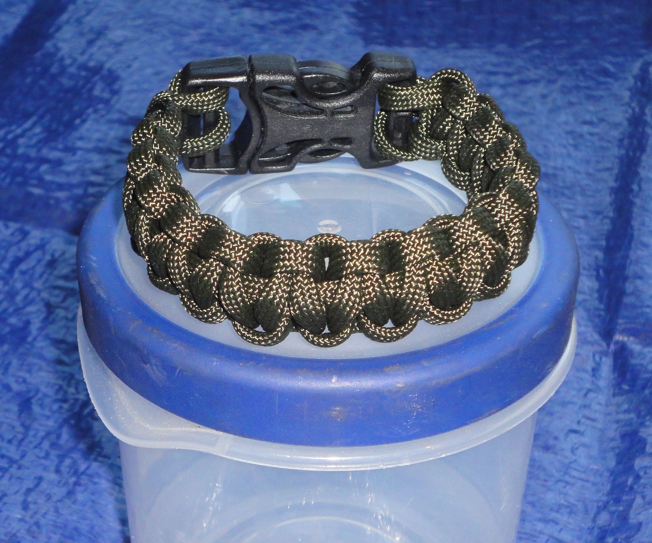 Super Easy Paracord Bracelet : 6 Steps - Instructables