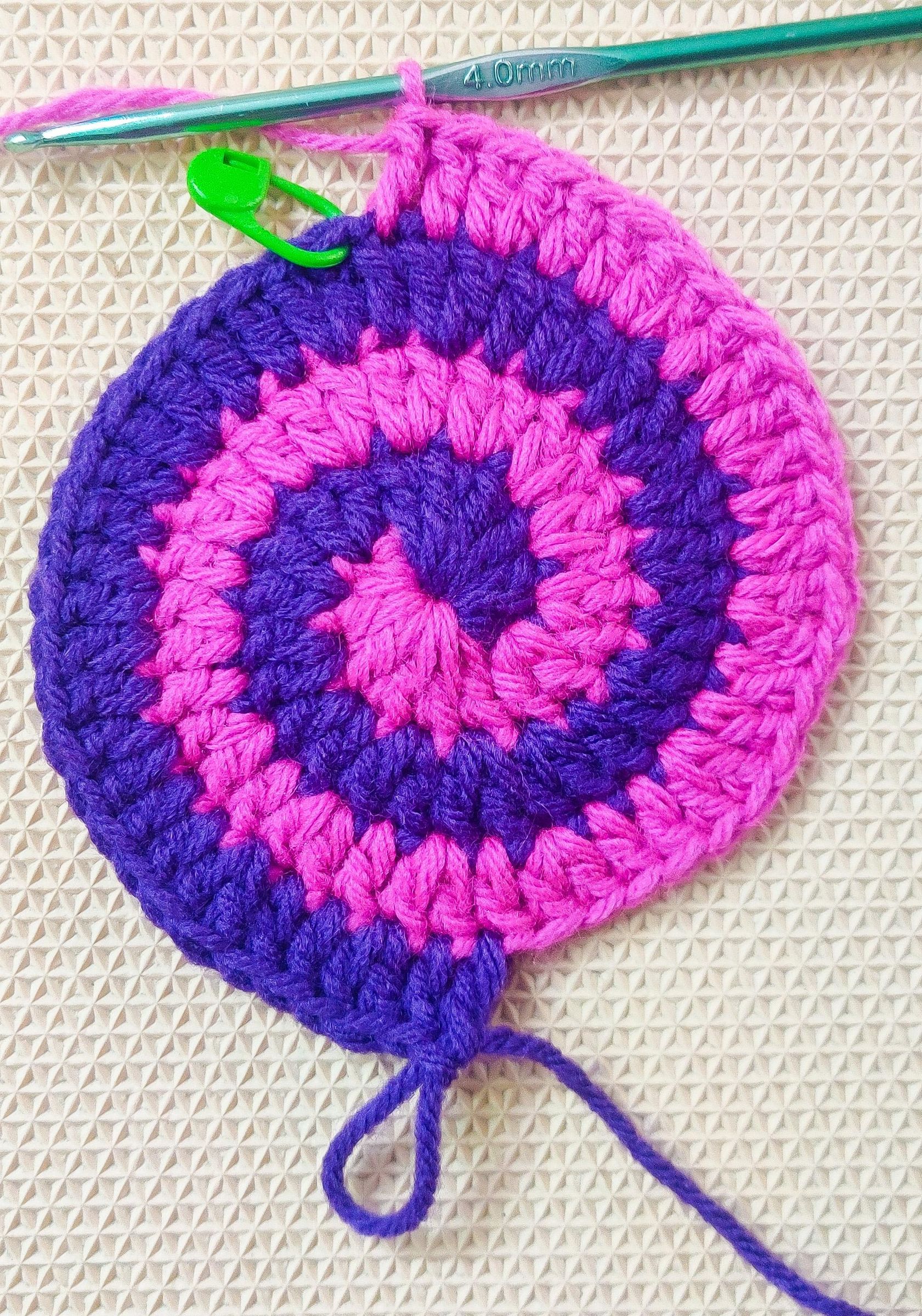 How to Make a Solid Two Color Spiral Crochet Circle : 8 Steps (with ...