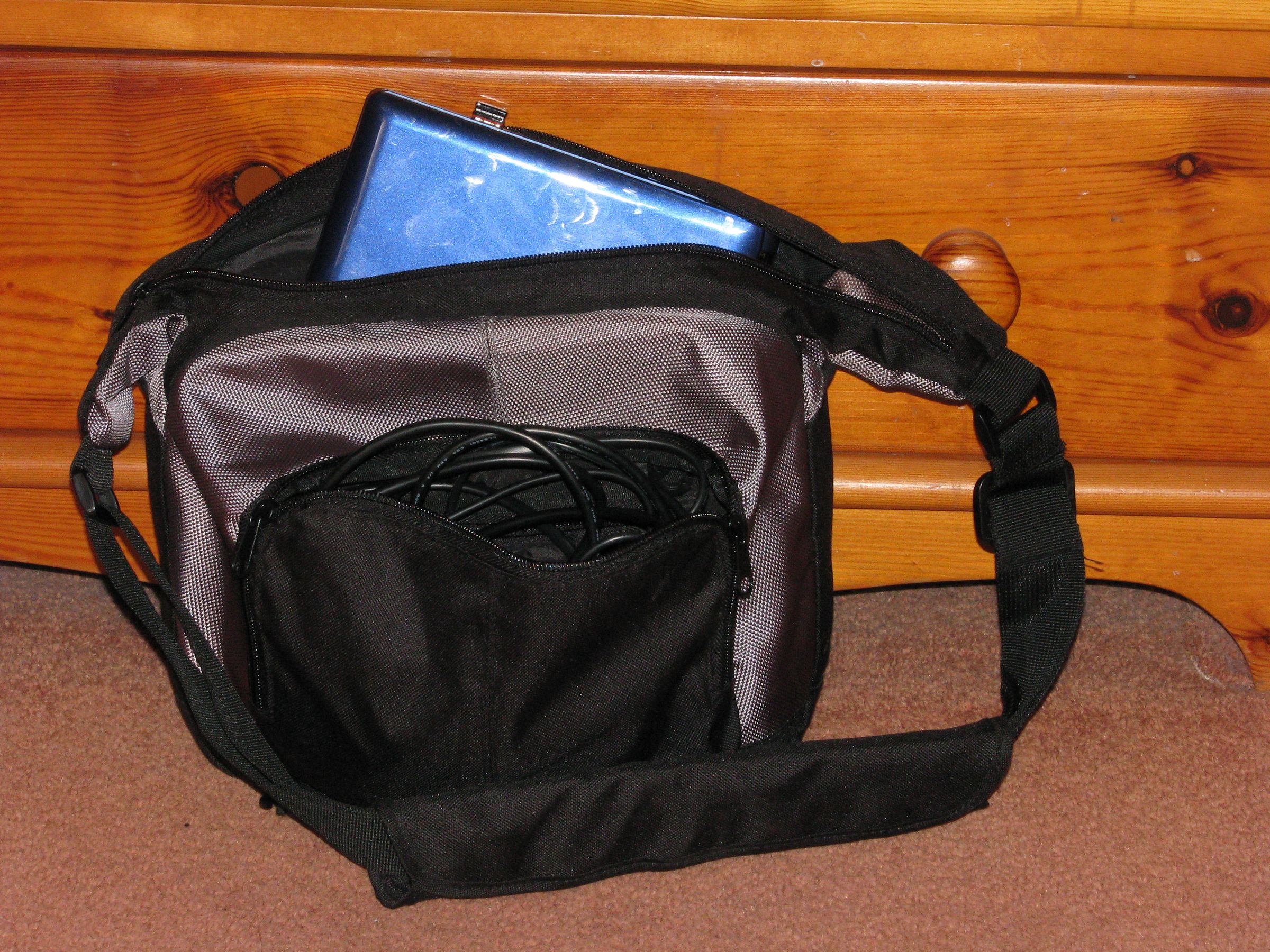 A Netbook-bag for Less Then 20 € : 7 Steps - Instructables