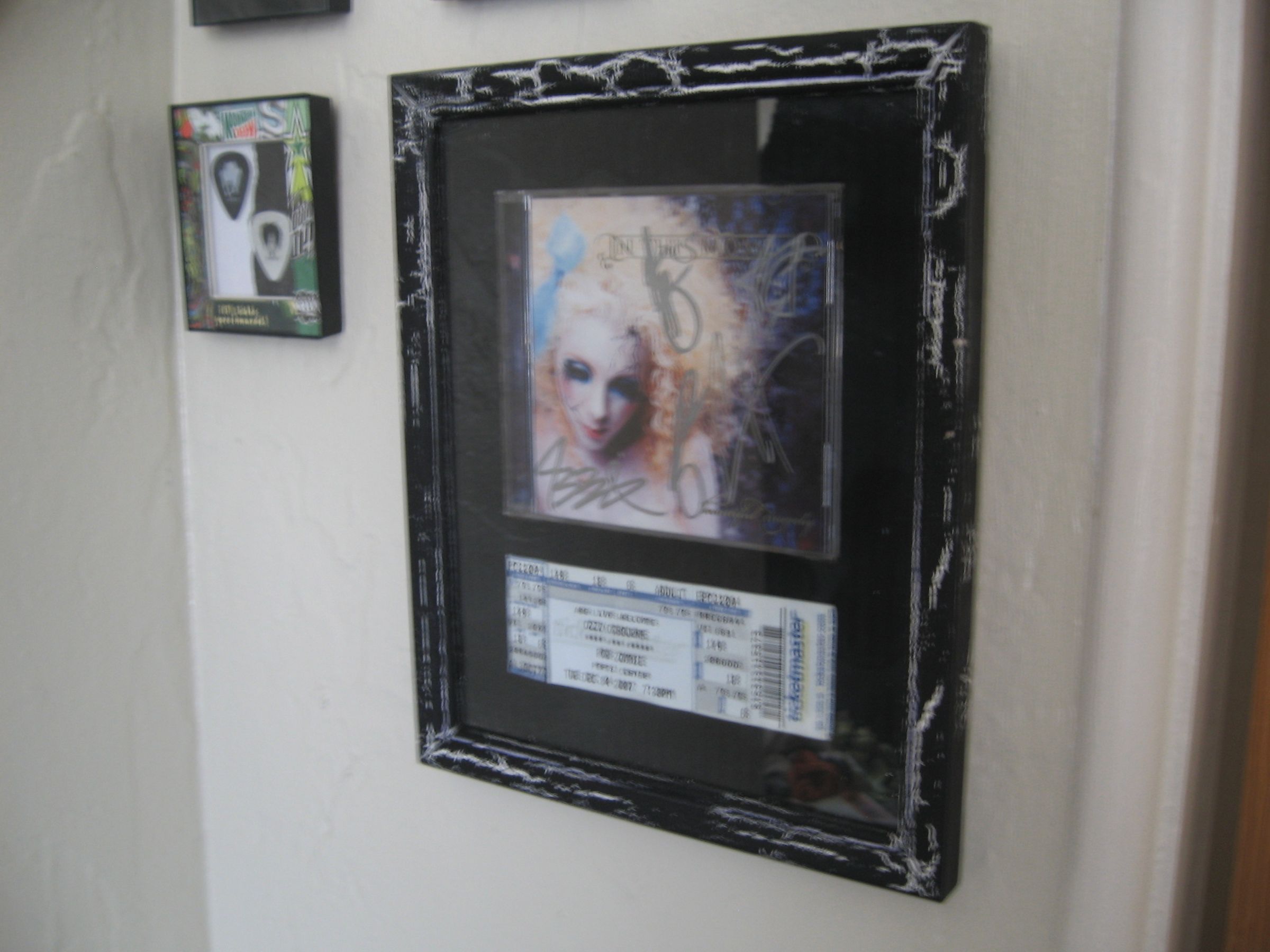 Frame a CD, Case and All! Memorabilia CD Frame : 7 Steps (with Pictures ...