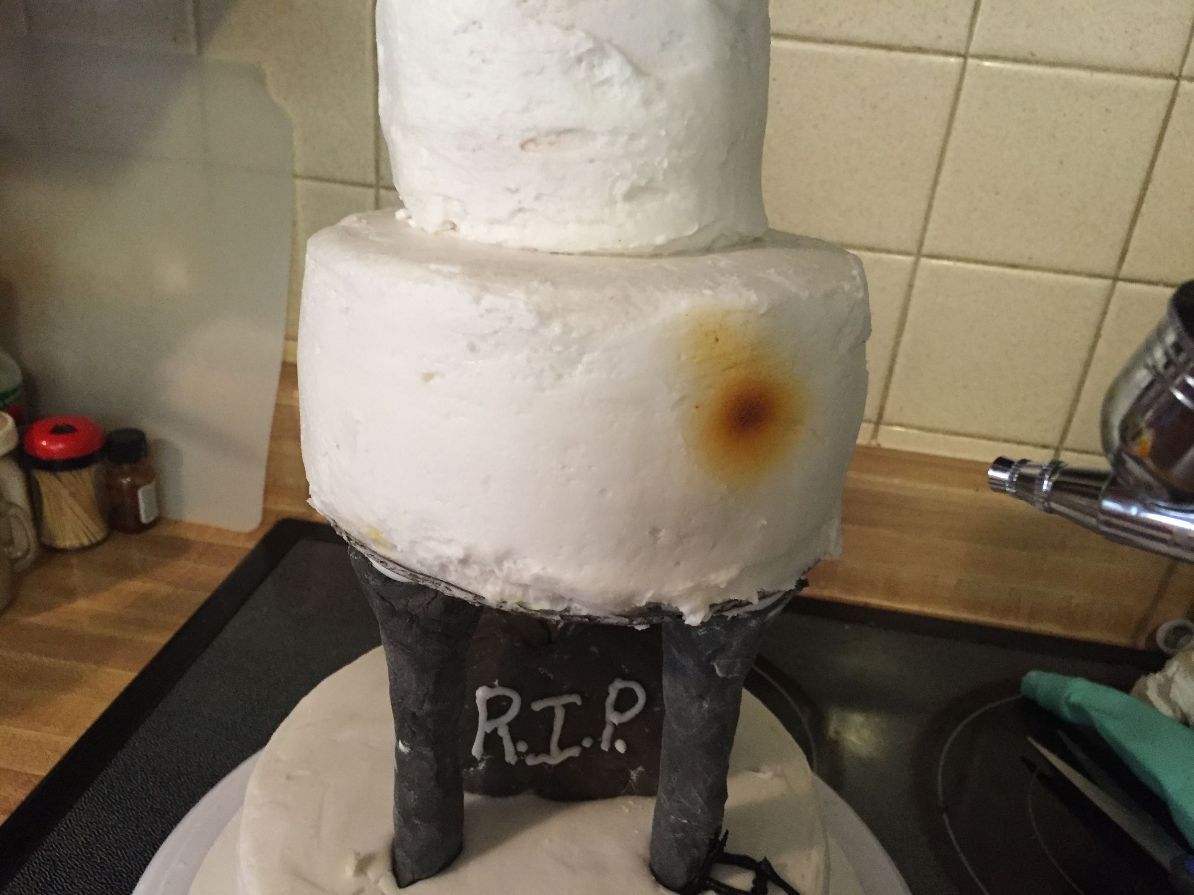 Ghoulishly Bleeding Wedding Cake : 5 Steps (with Pictures) - Instructables