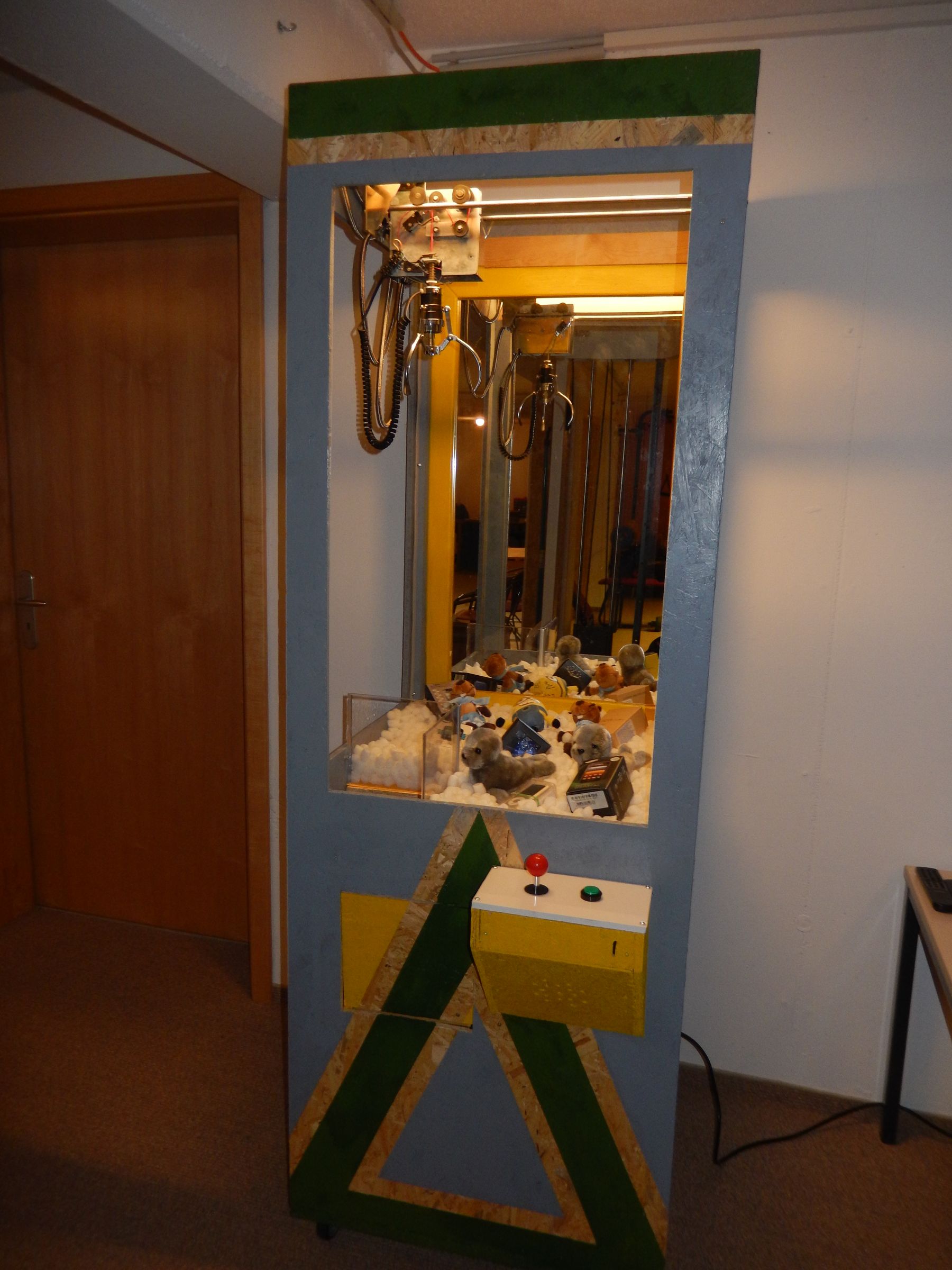 HOMEMADE CLAW MACHINE : 7 Steps (with Pictures) - Instructables