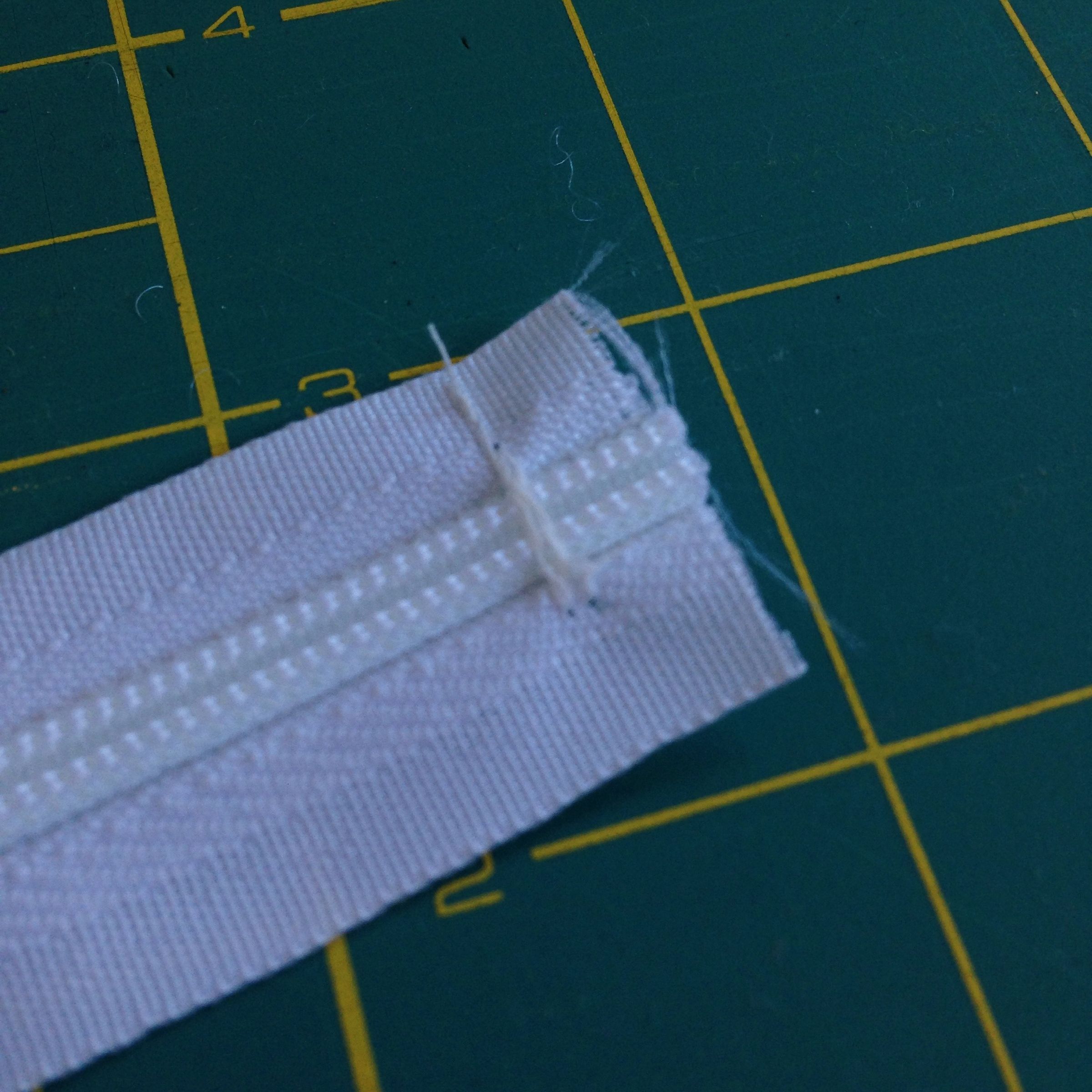 Simple Pillow Cover With Zipper : 5 Steps (with Pictures) - Instructables