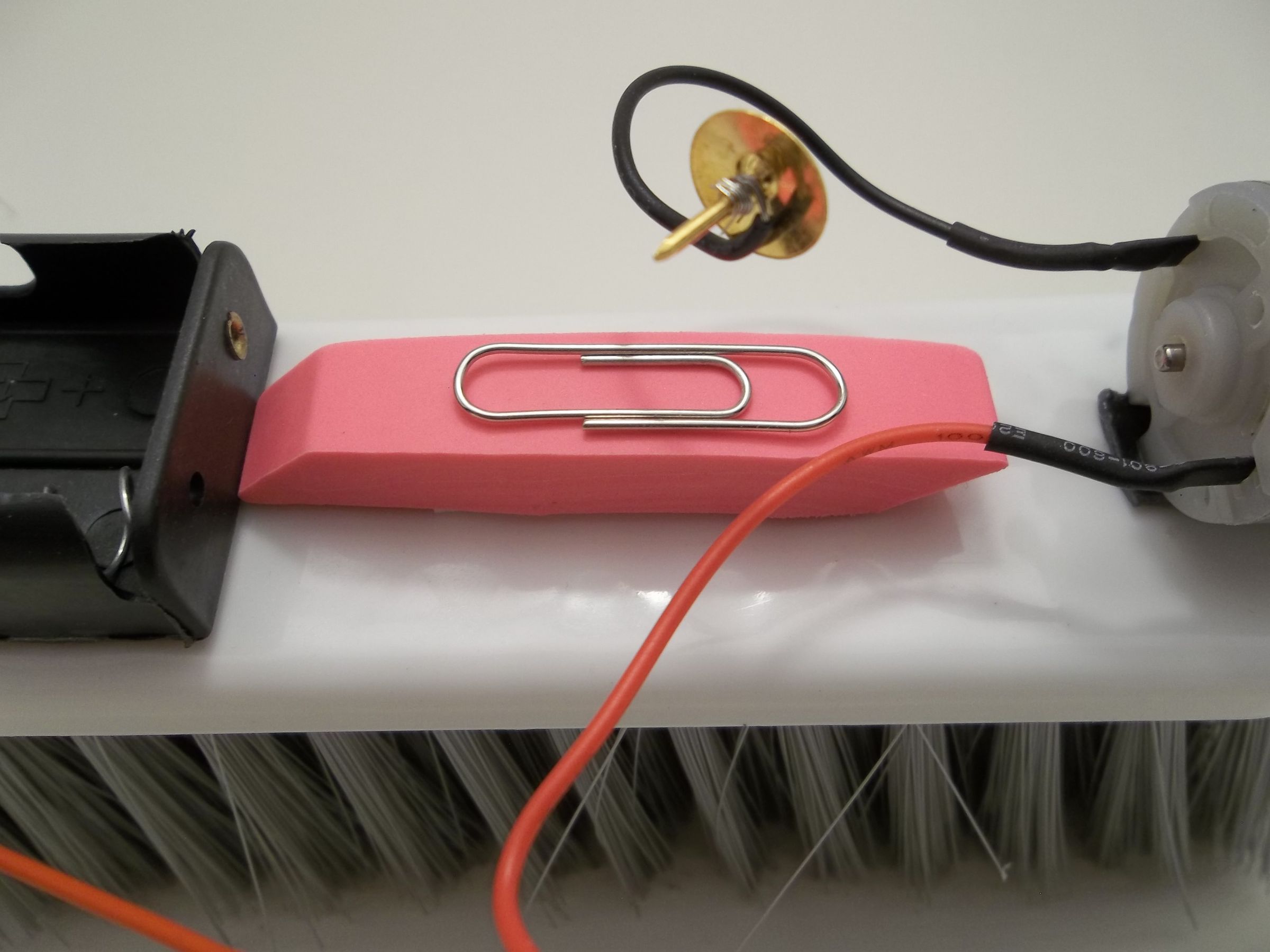 A Simple and Cheap No-Solder Bristlebot! : 9 Steps - Instructables