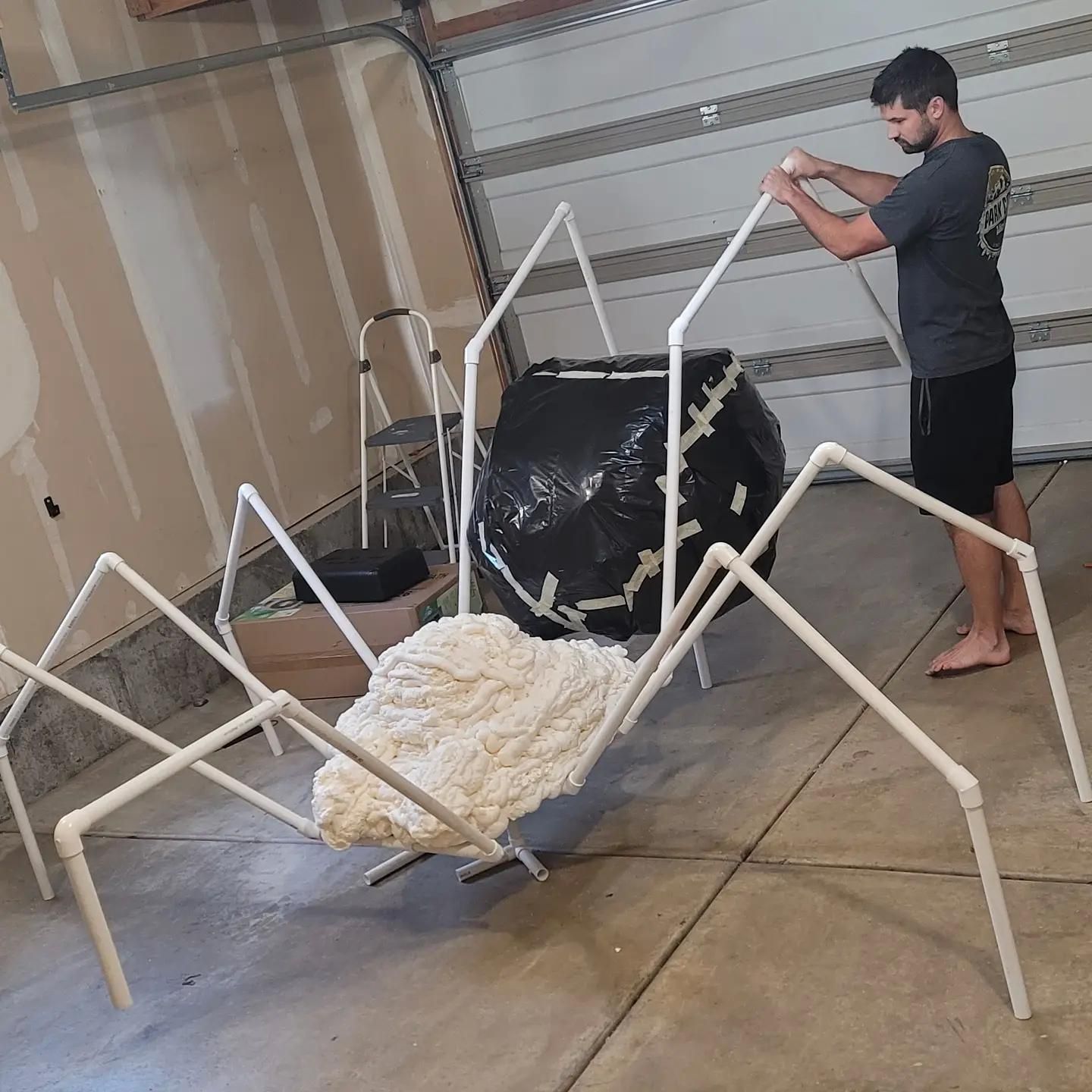 GIANT Realistic Halloween Spider Decoration : 7 Steps (with Pictures ...