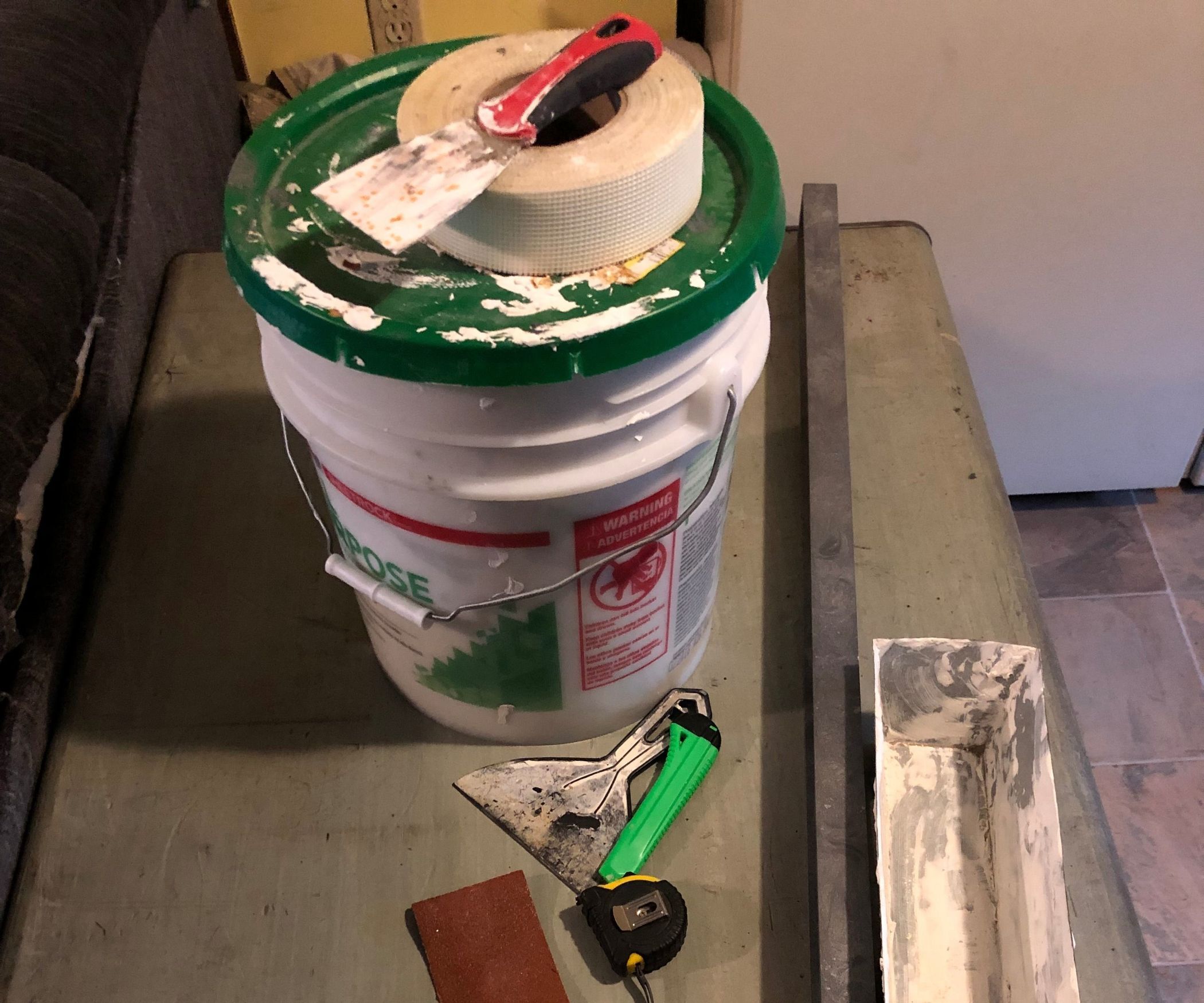 How to Patch Drywall : 6 Steps - Instructables
