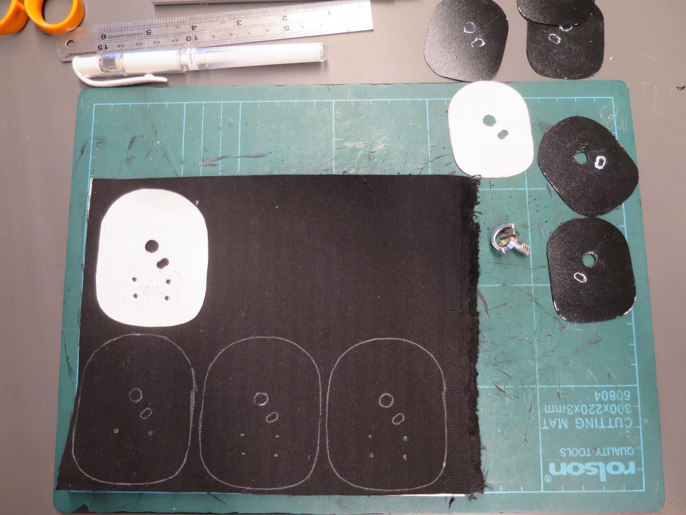 ‘HYBRID’ VR Data Gloves for Meta Quest + Vive Puck : 10 Steps (with ...