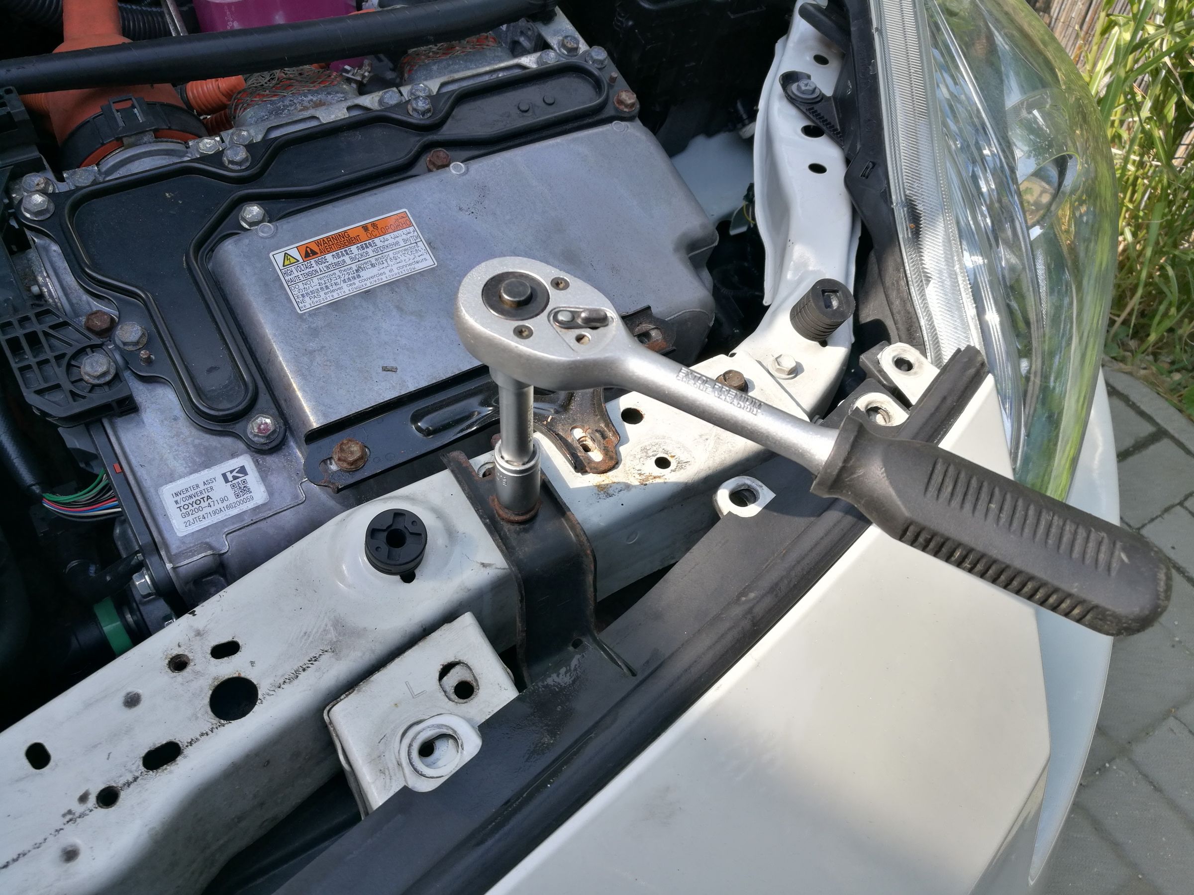 Toyota Prius Gen 3 Front Cooler Cleaning : 6 Steps (with Pictures ...