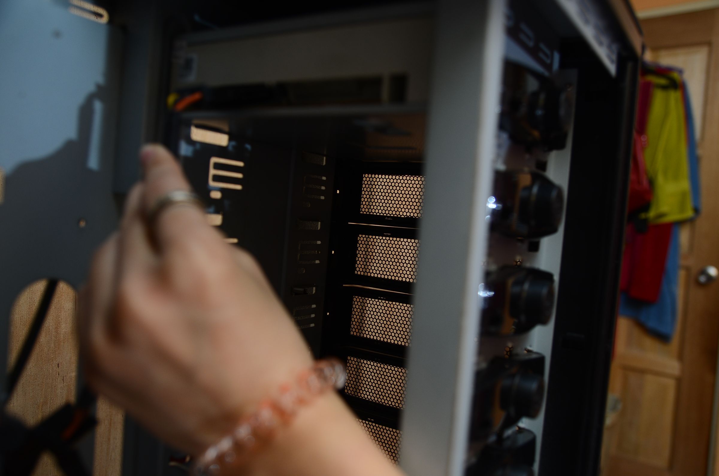 How to Install a SATA CD-ROM Drive? : 9 Steps - Instructables