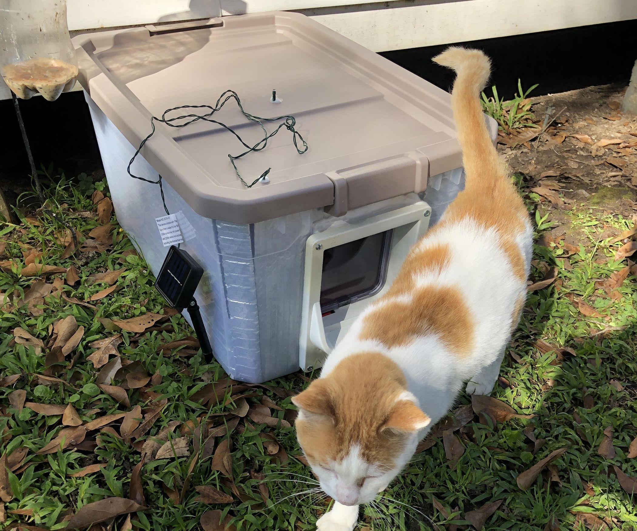 How to Make a Solar Powered Cat House Out of a 19 Gallon Tote : 4 Steps ...
