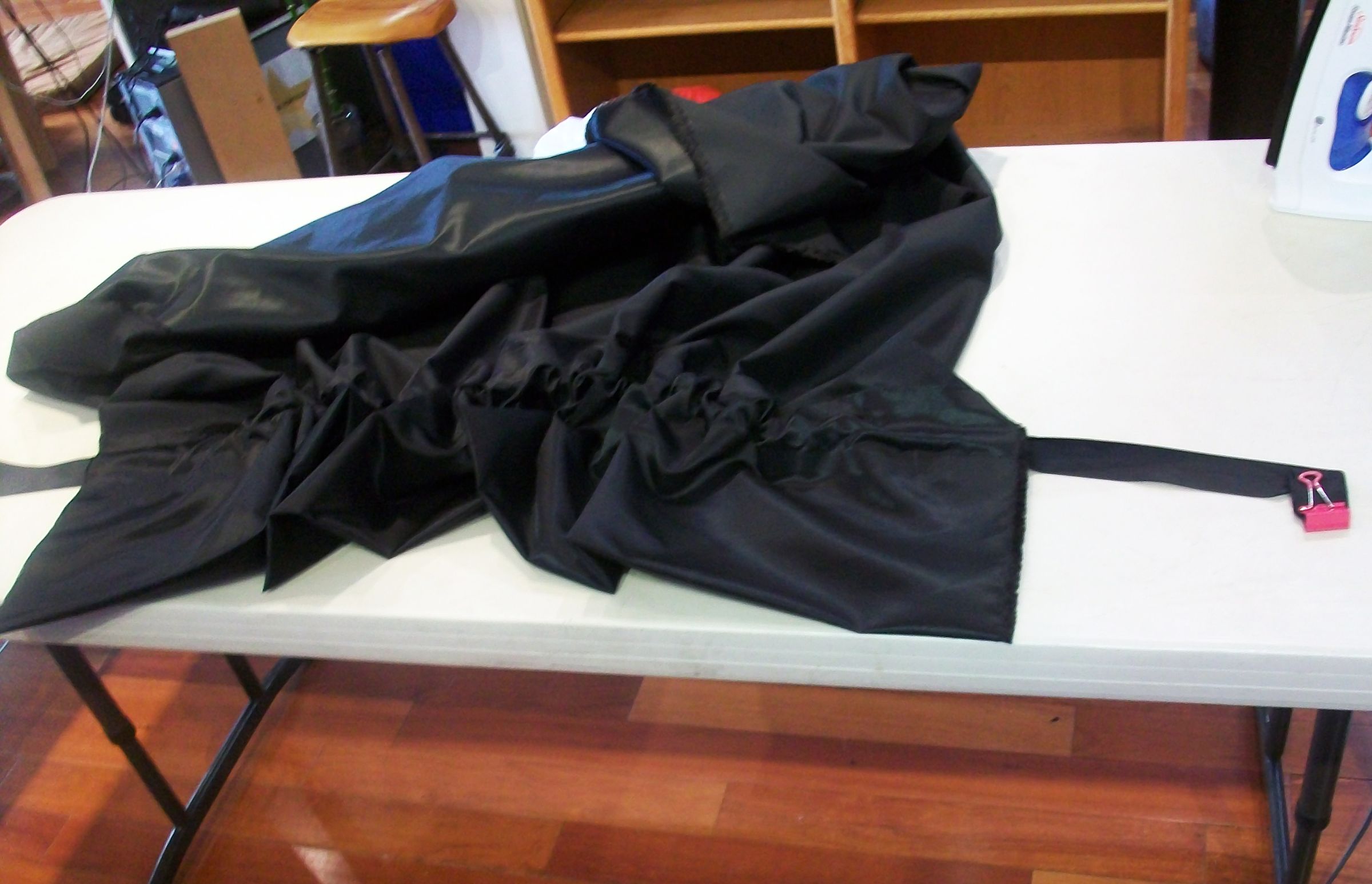 Easy No-Sew Vampire Cape : 6 Steps - Instructables