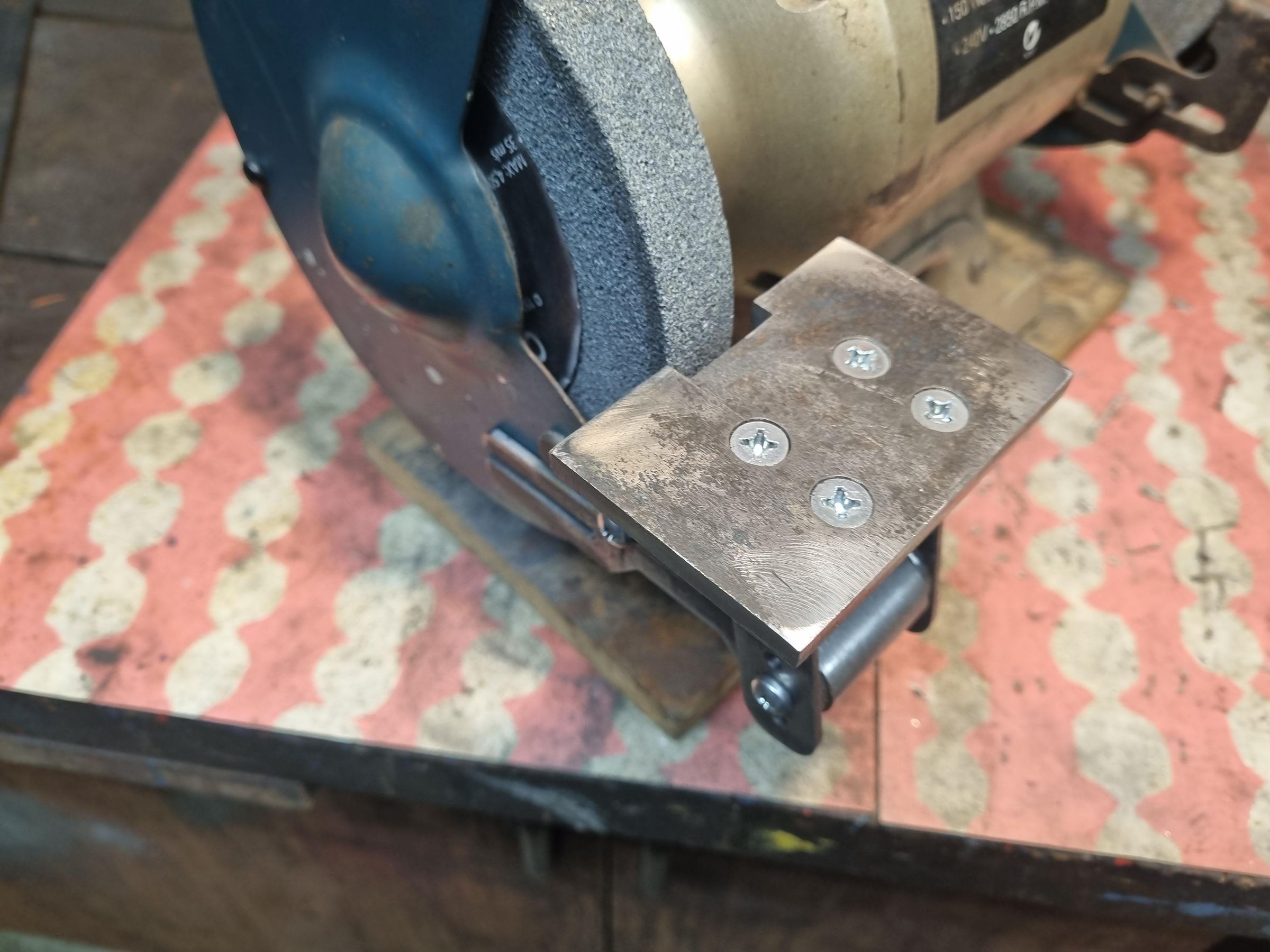 Scrap Metal Grinder Tool Rest : 7 Steps (with Pictures) - Instructables