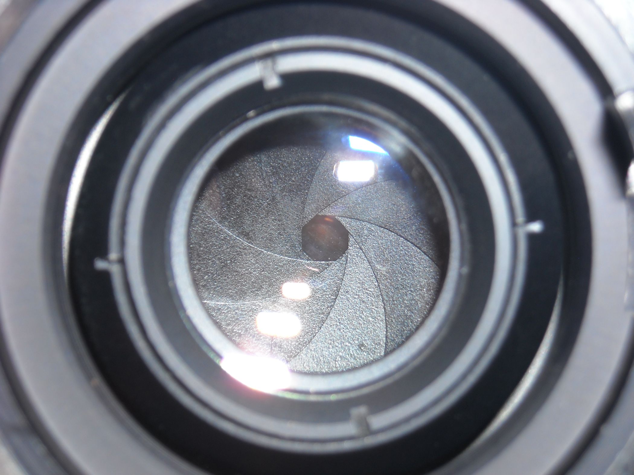 Fixing a Manual Focus Lens Diaphragm (with a Rubber Band) : 4 Steps ...