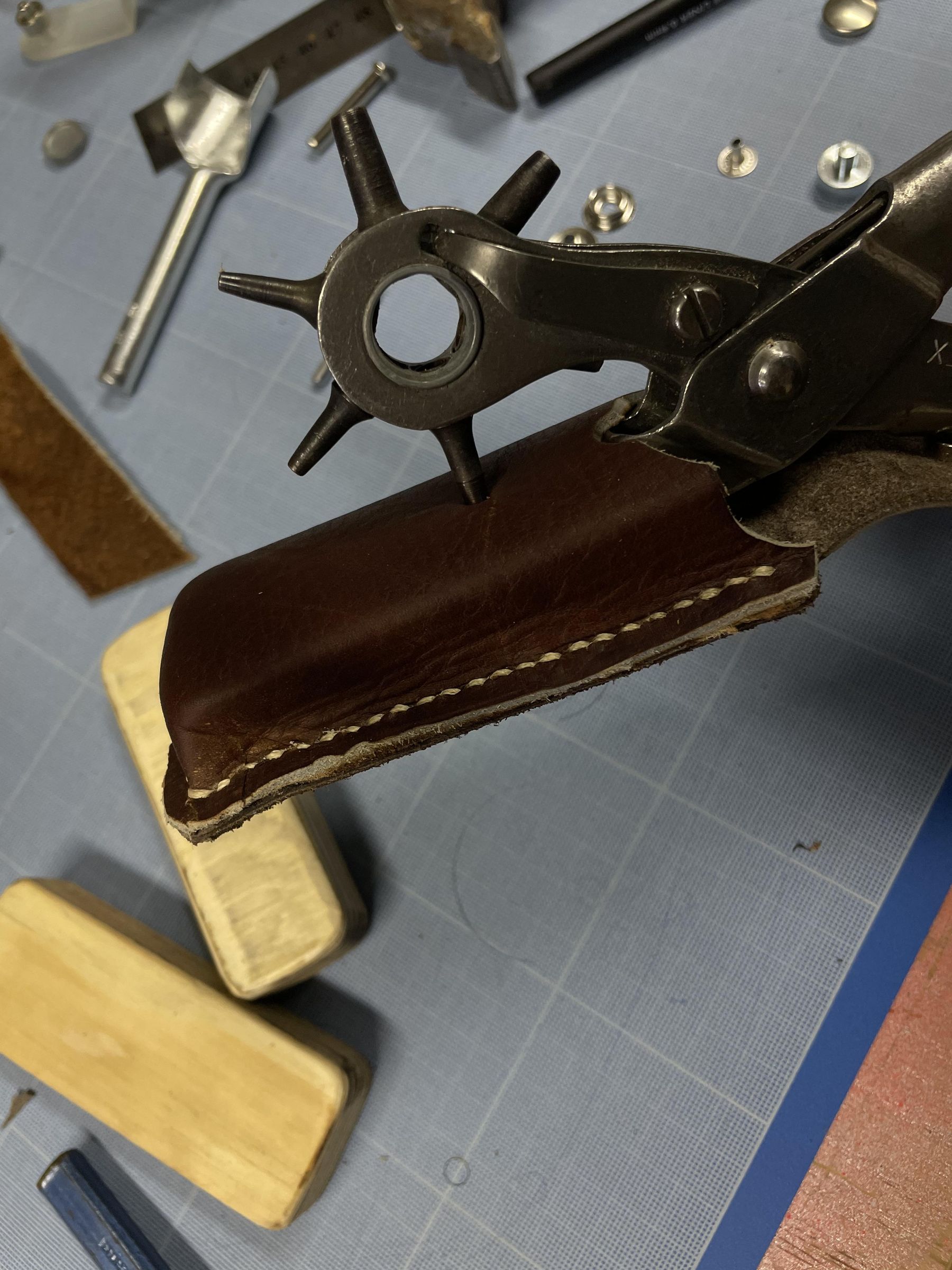 Leatherman Horizontal Sheath : 12 Steps (with Pictures) - Instructables