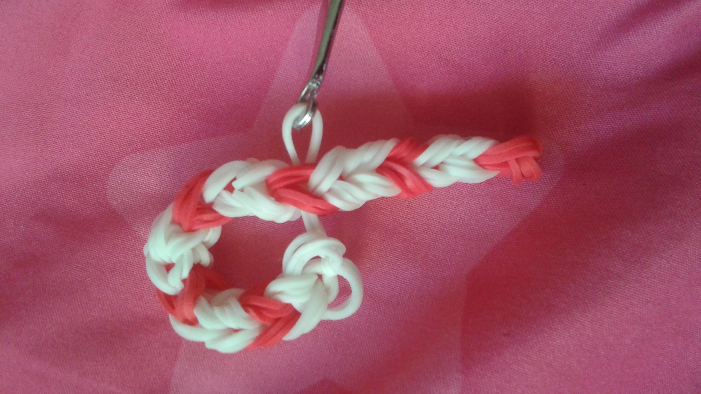 Rainbow Loom Candy Cane Charm ♡ : 5 Steps - Instructables
