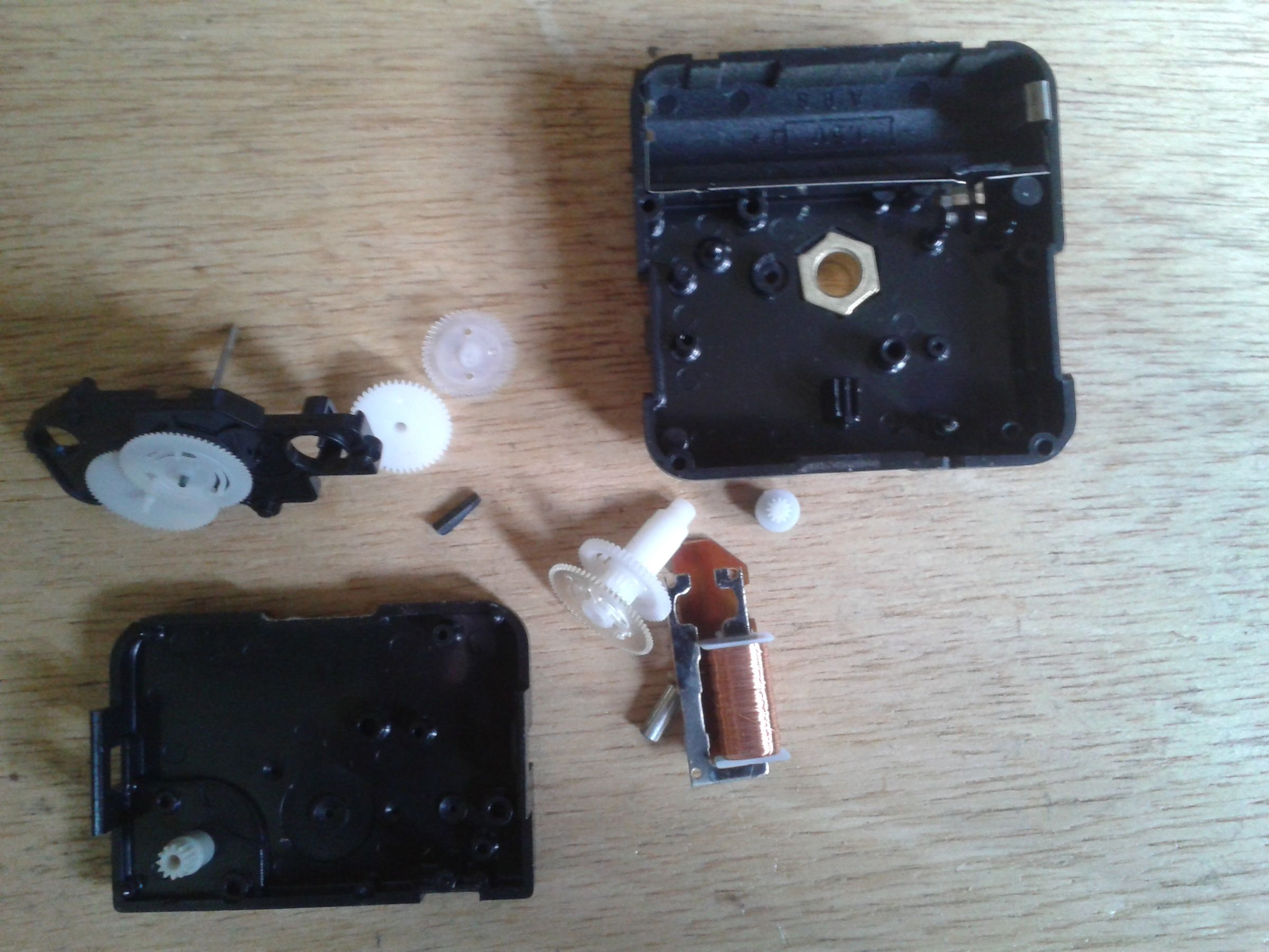 What's in a Quartz Clock : 9 Steps - Instructables