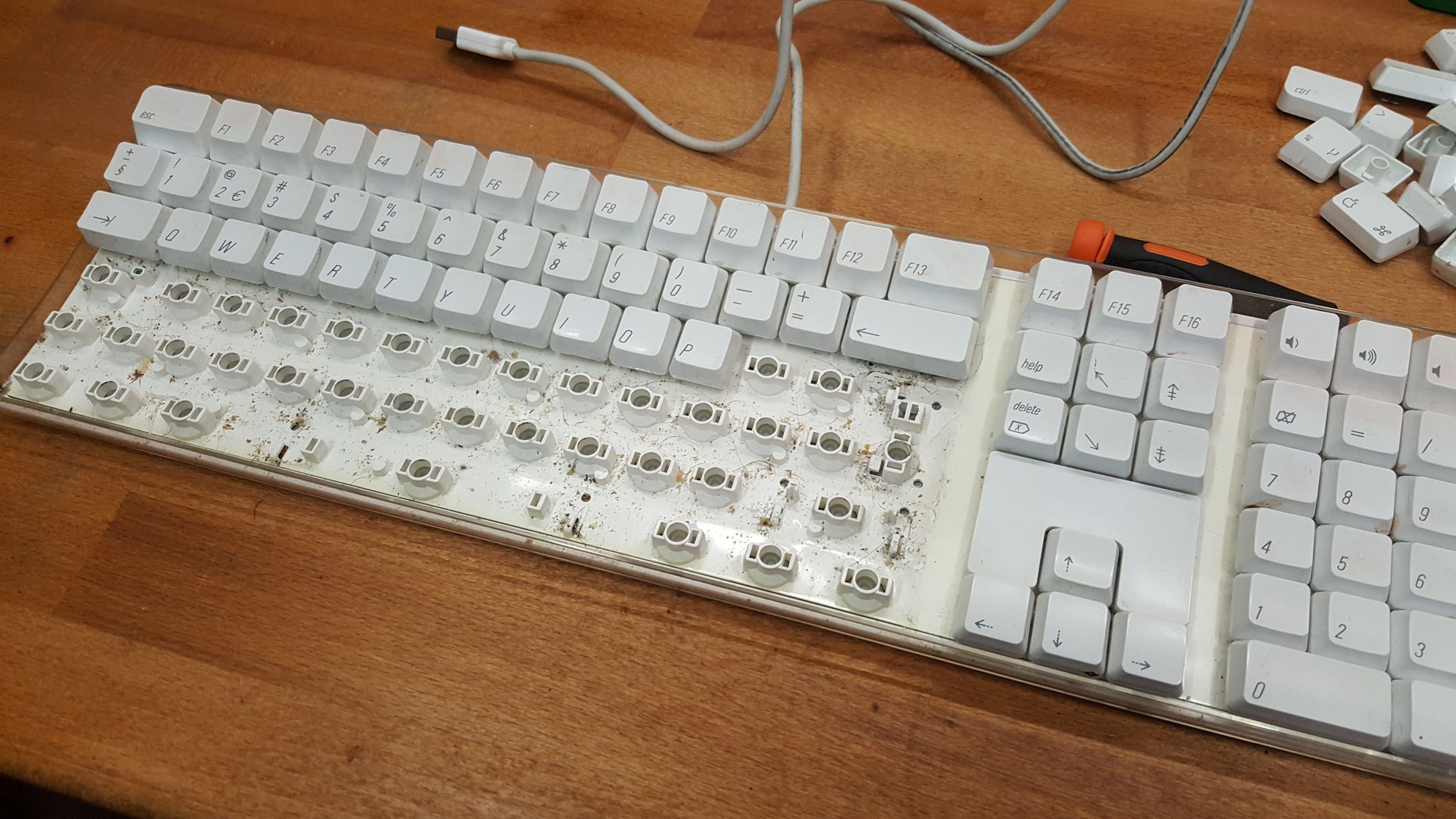 Restoring an Apple A1048 Keyboard : 6 Steps (with Pictures) - Instructables