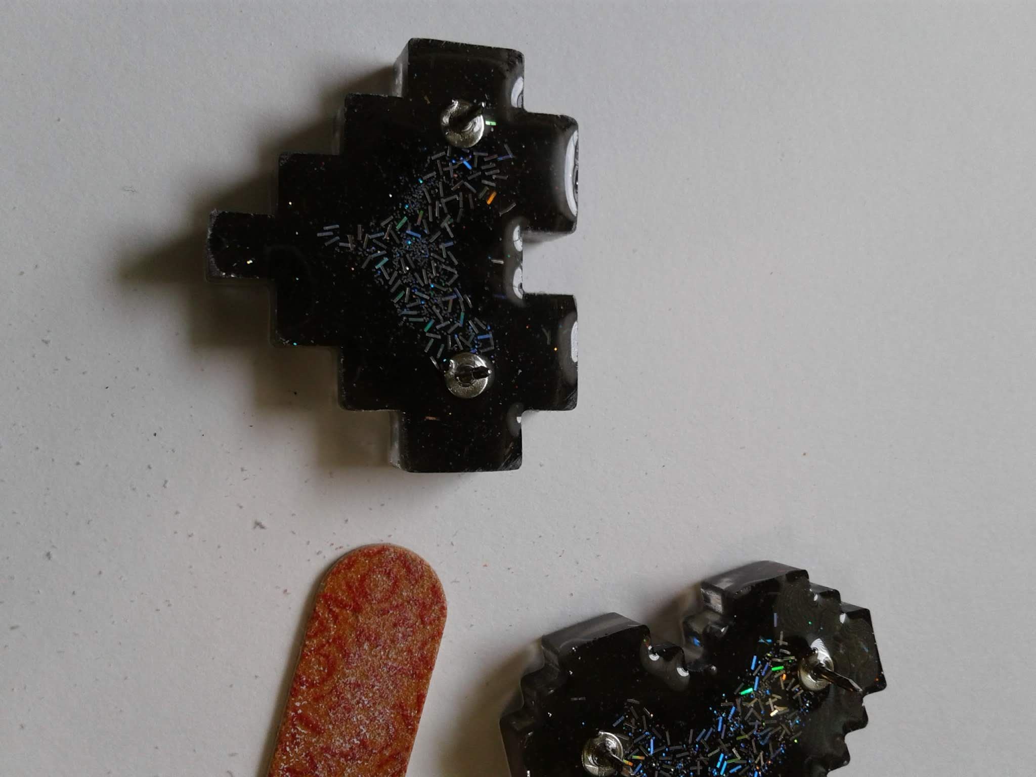 How to Place Letters in Resin Pins : 3 Steps - Instructables