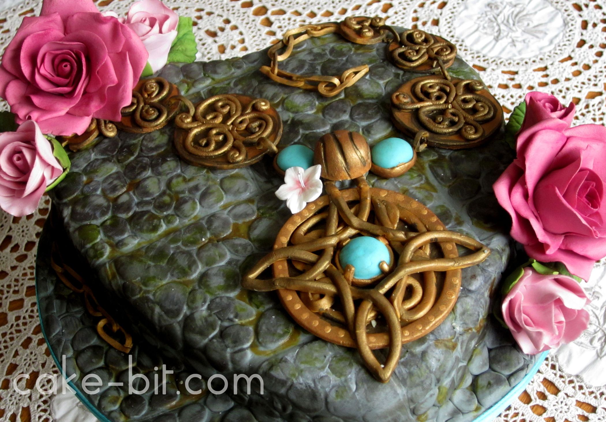 Romantic Skyrim-inspired "Amulet of Mara" Cake! : 14 Steps (with ...