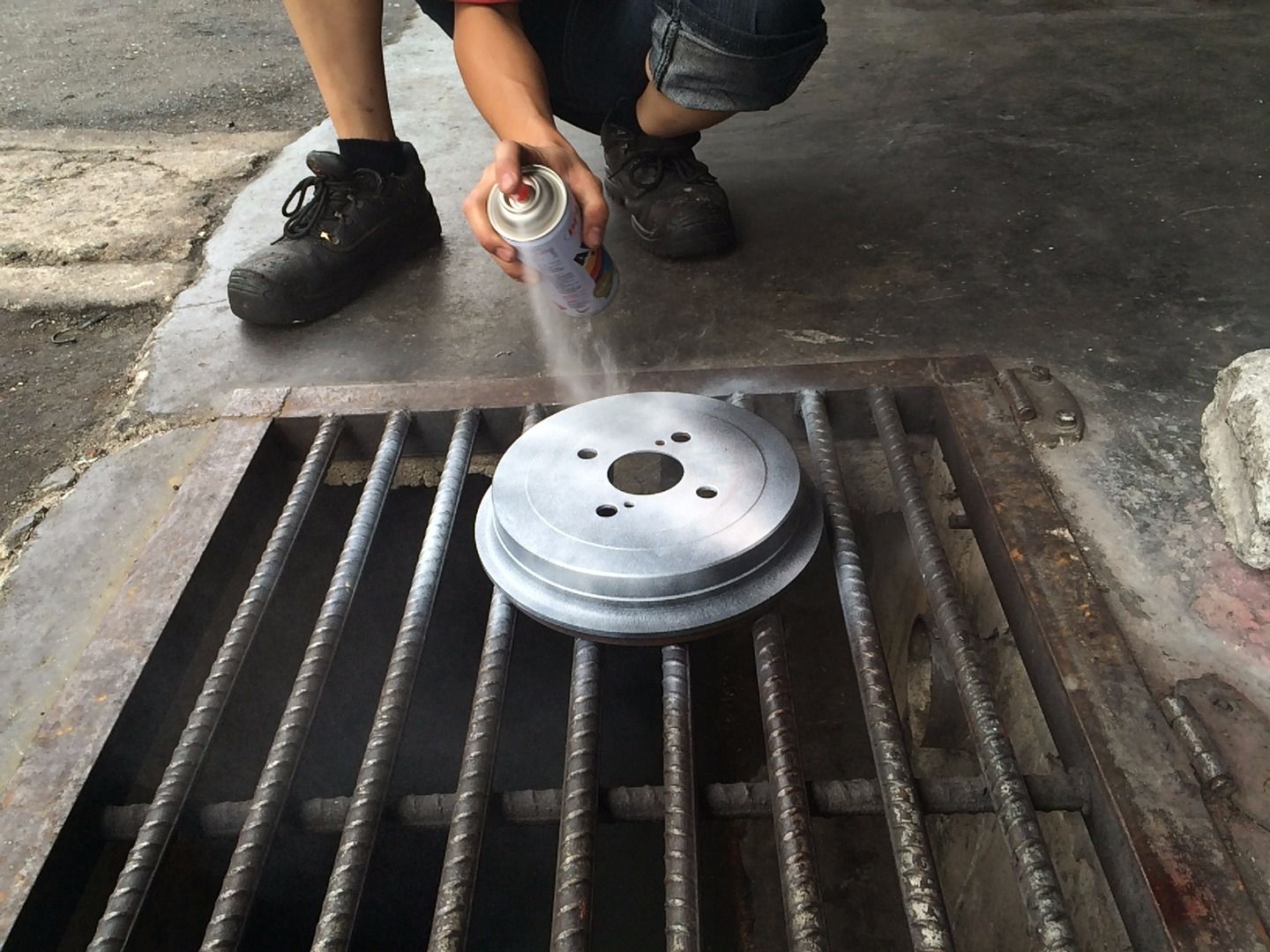 How to DIY Paint Car Brake Calipers : 4 Steps - Instructables