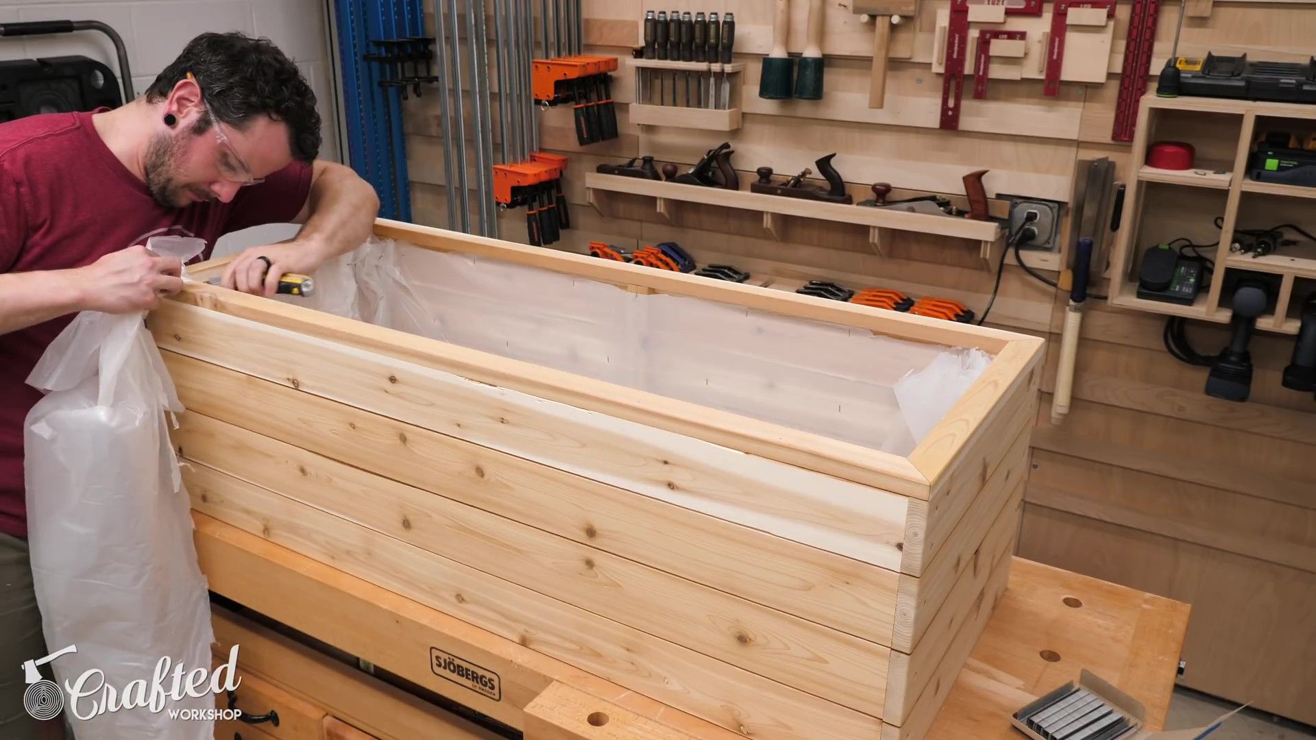 DIY Modern Raised Planter Box // How to Build - Woodworking : 11 Steps ...