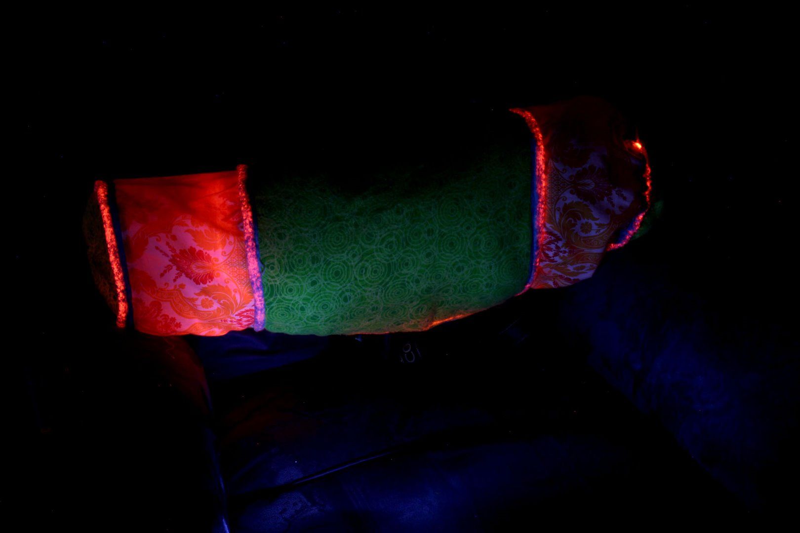 Glowing EL-Wire Pillow Bolster : 7 Steps (with Pictures) - Instructables