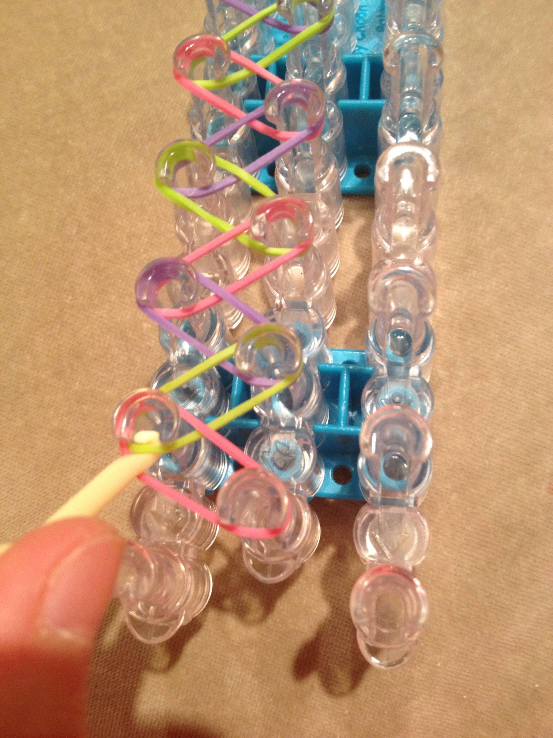 Single Chain Rainbow Loom : 11 Steps - Instructables