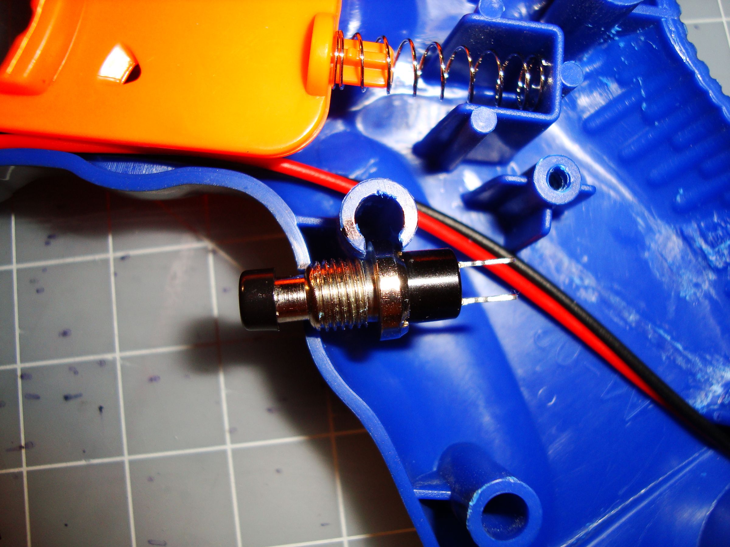 Nerf ELITE GLOW MOD: STRONGARM : 47 Steps - Instructables