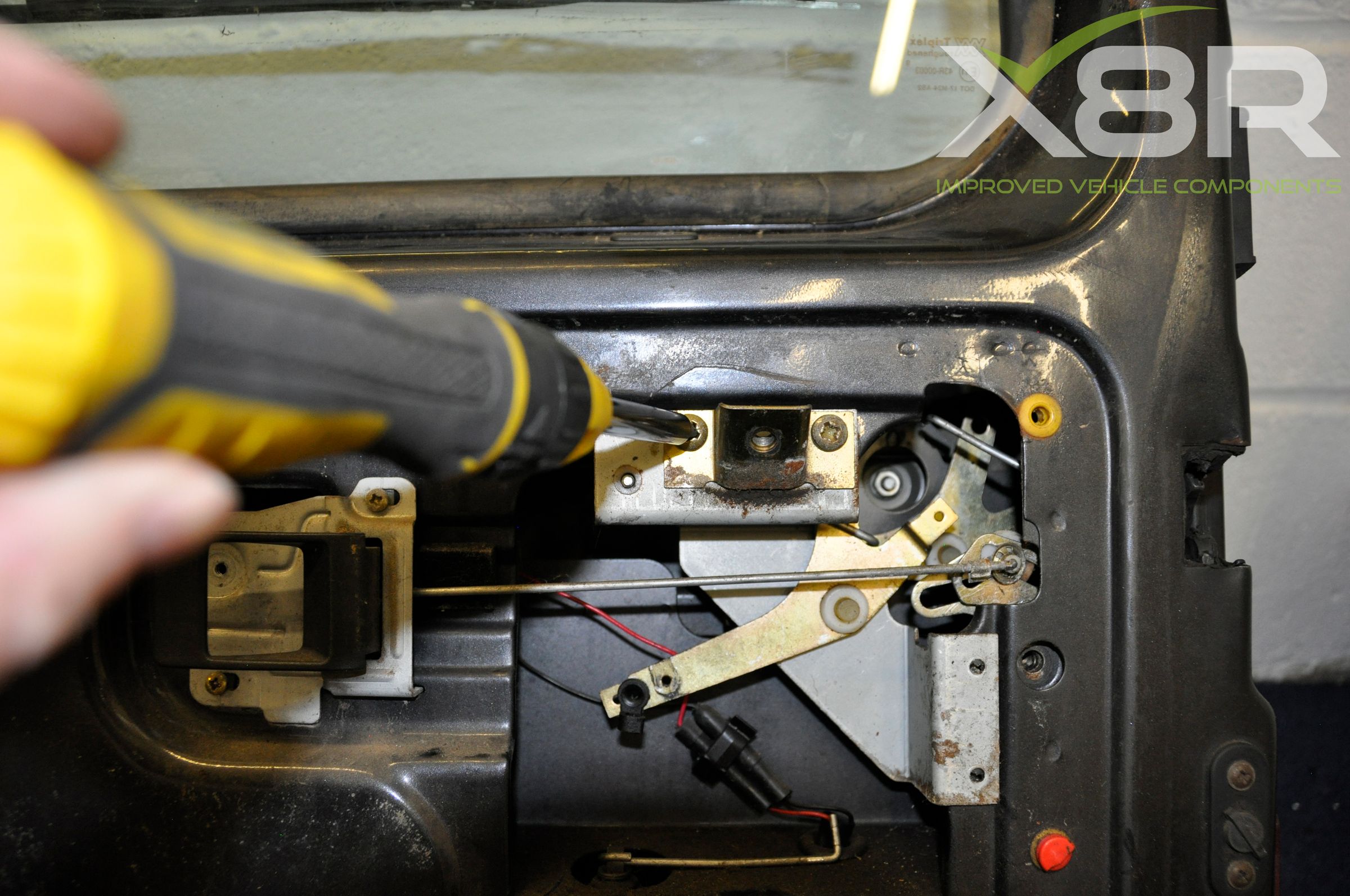 Fitting Our Replacement Door Lock Springs Land Rover Discovery 1 Range ...