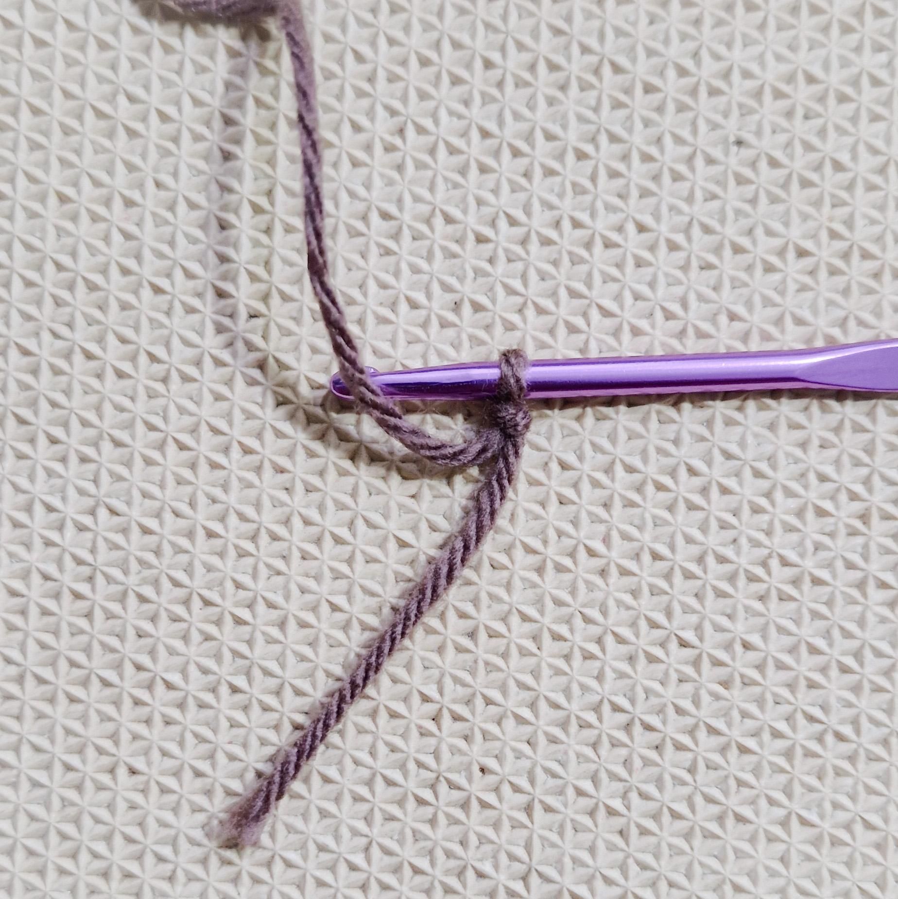 Easy Two Ways to Crochet Around the Foundation Chain Without Any Gaps ...