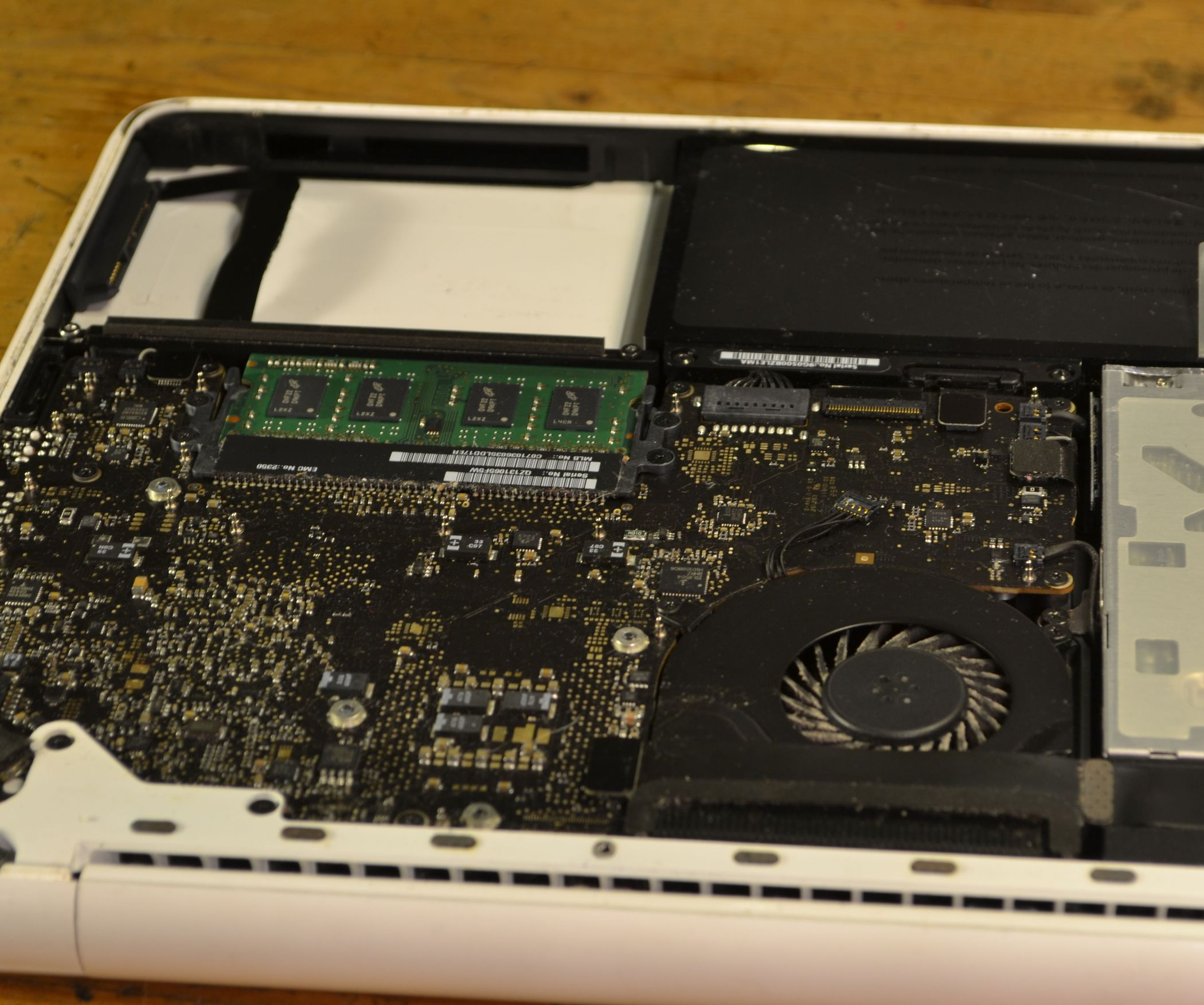 Repair Macbook Unibody Vol. 1 Replacing RAM : 4 Steps - Instructables