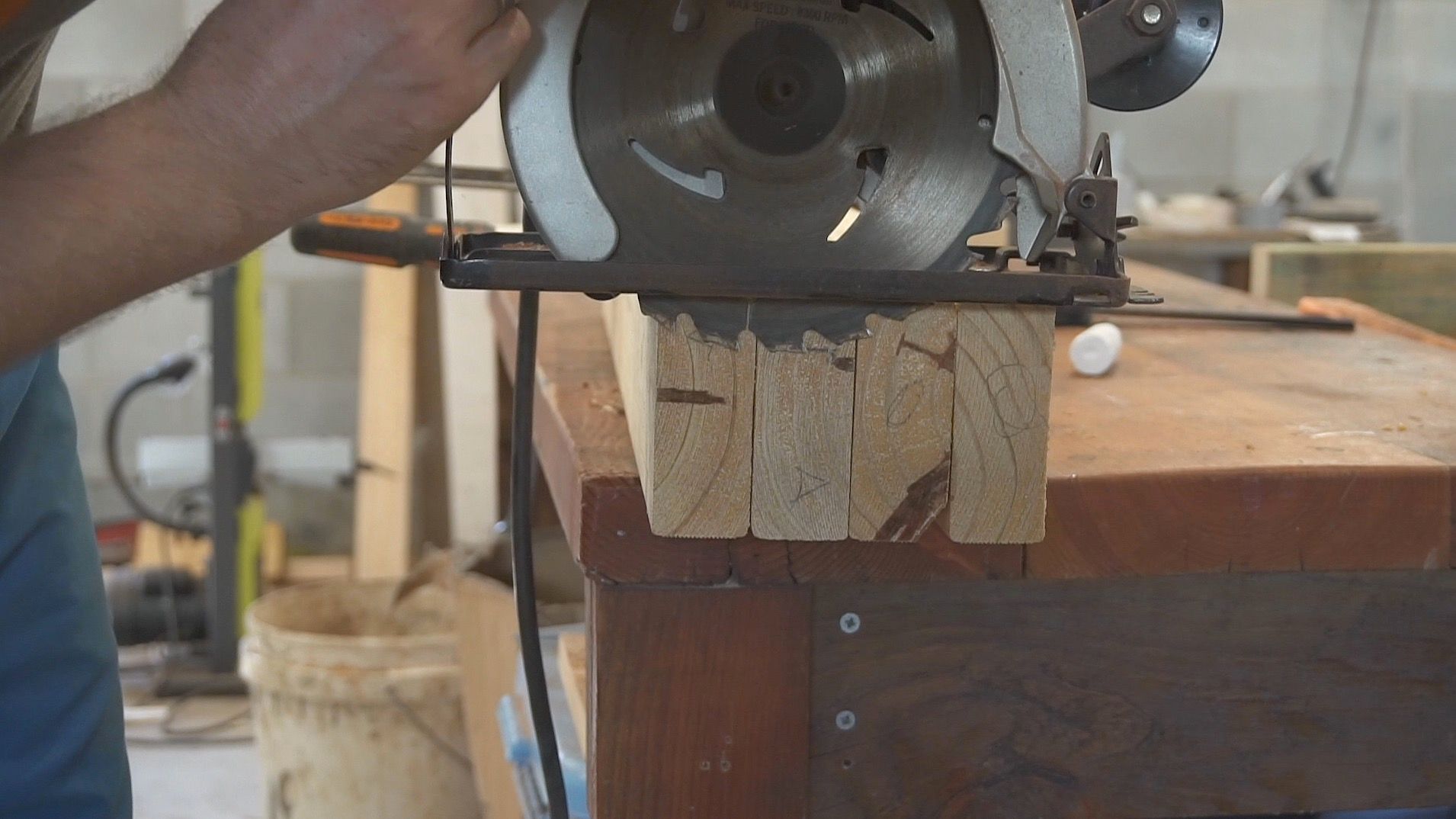 Simple Mobile Workbench/Assembly Table : 3 Steps (with Pictures ...