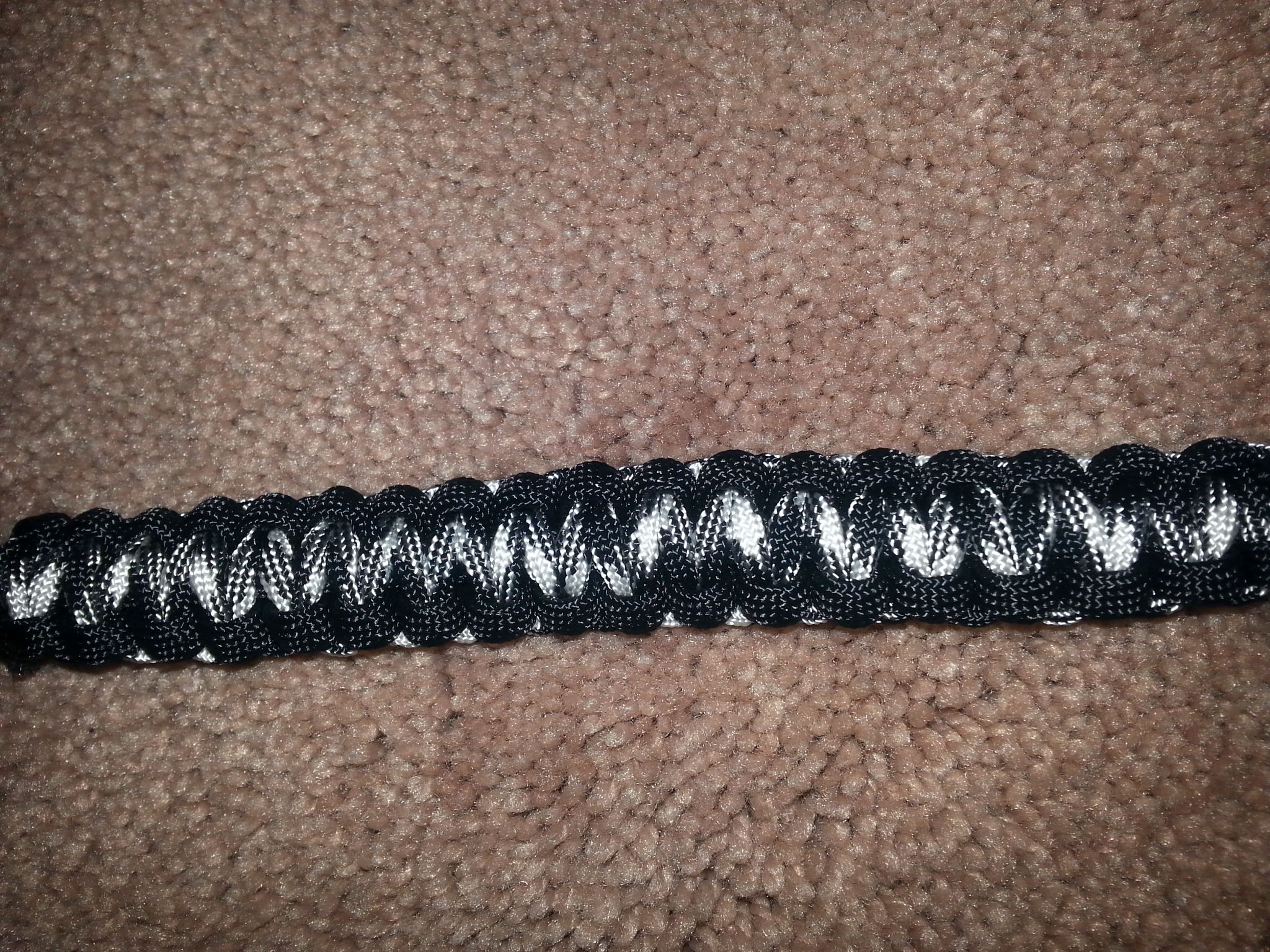 Easy Two Color Paracord Bracelet : 7 Steps - Instructables