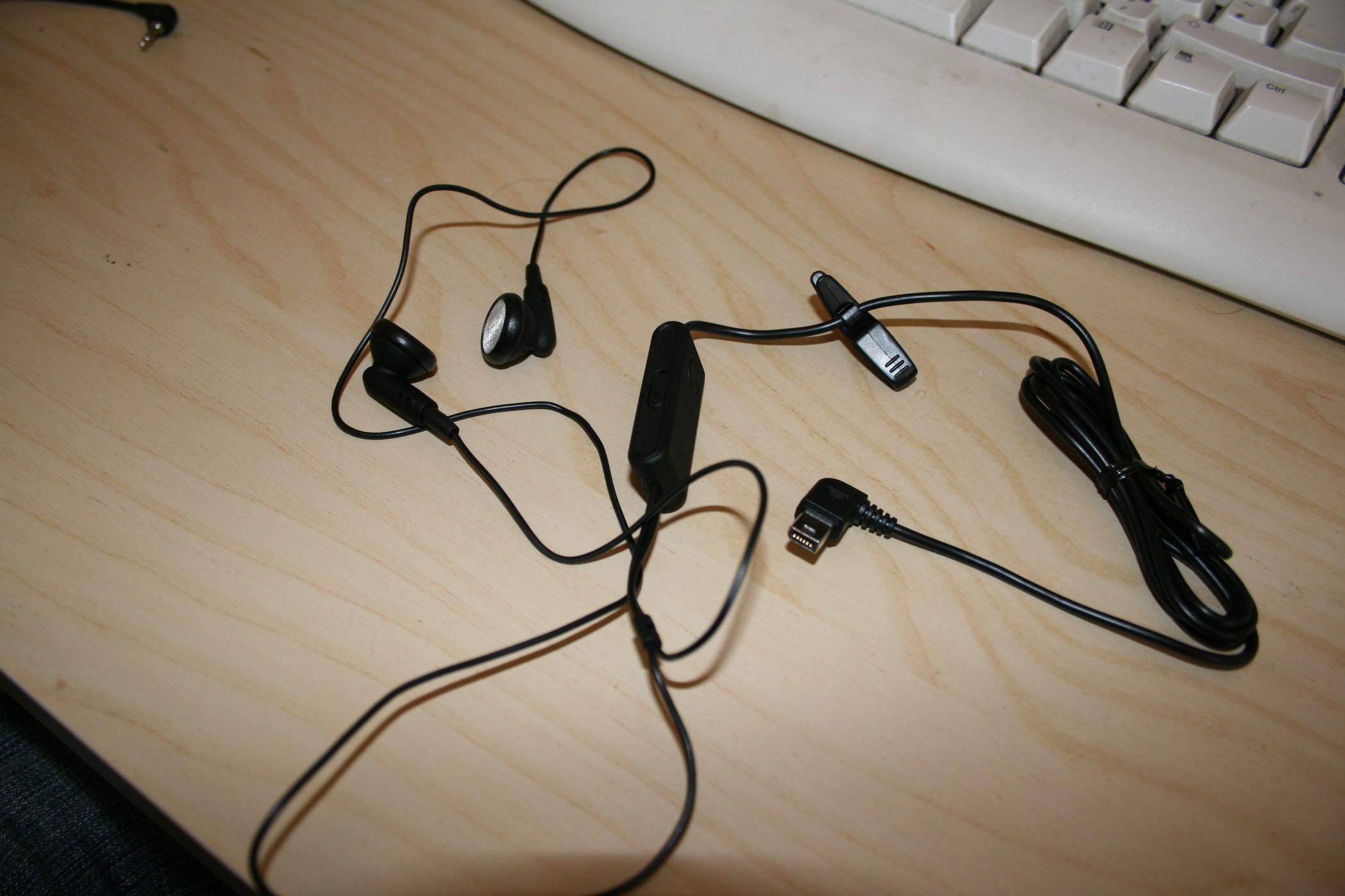 How to Plug Your Own Headphones Into a Cellphone : 7 Steps - Instructables