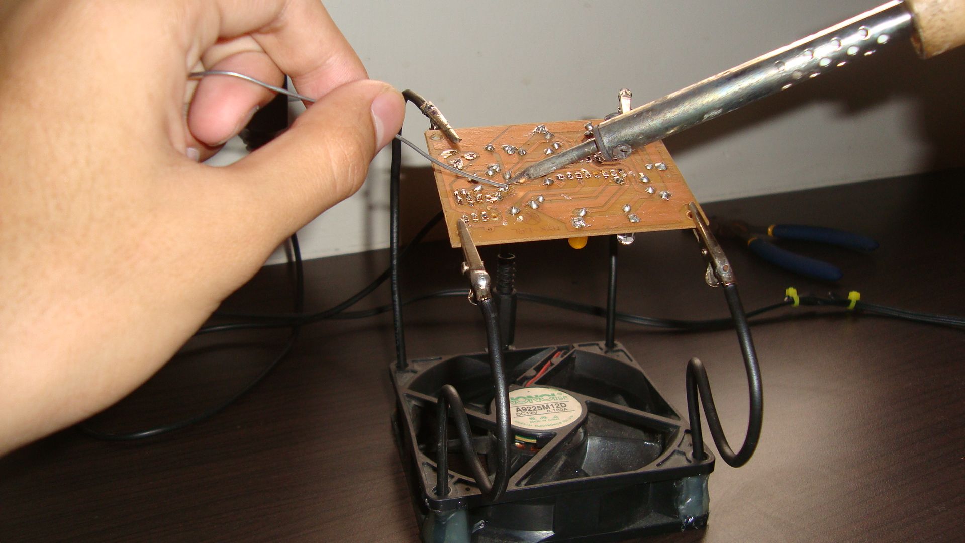 Yet Another Third-hand Soldering Aid. [with Built-in Fume Extractor ...