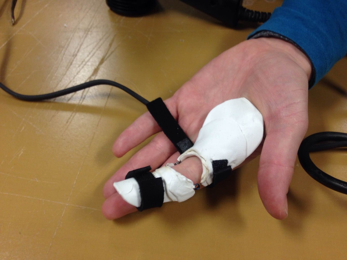 Low Thermoplastic Finger Splint With Spring : 8 Steps - Instructables