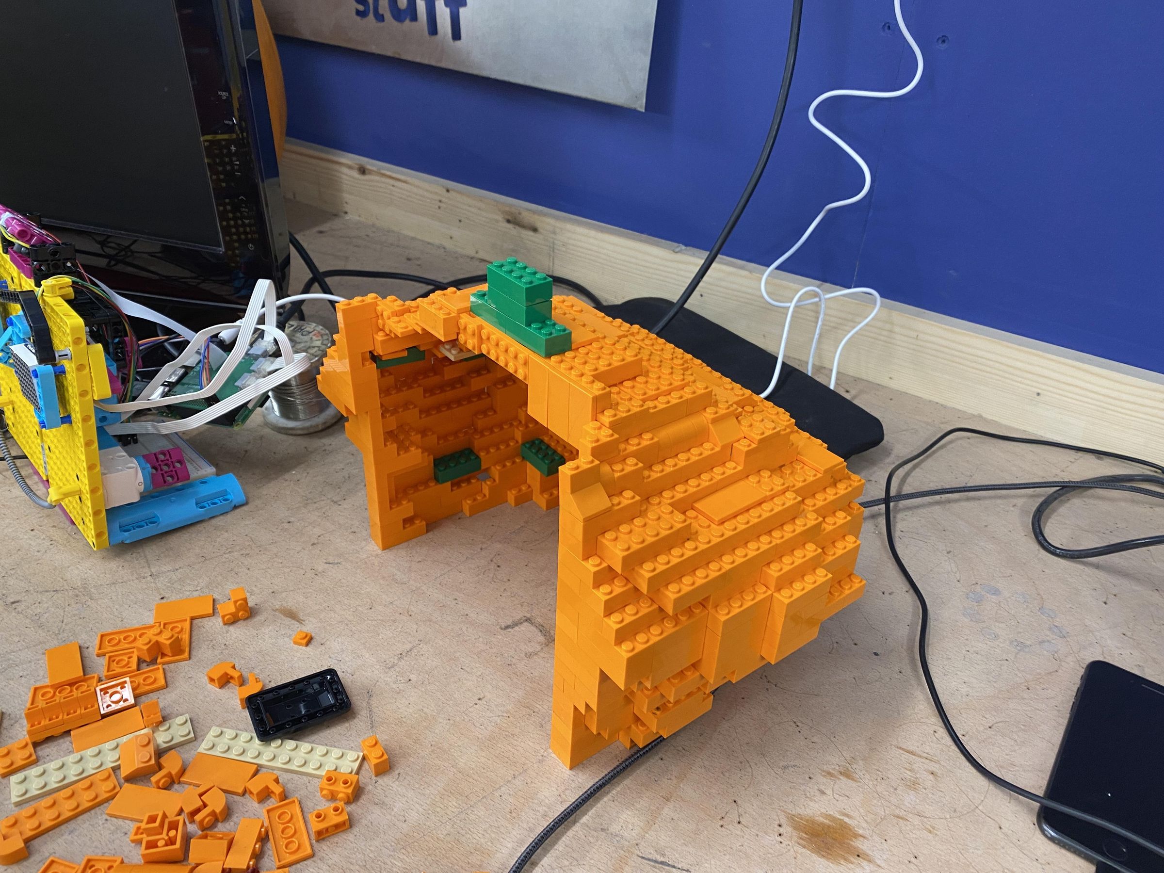 A LEGO® Robot Pumpkin : 5 Steps (with Pictures) - Instructables